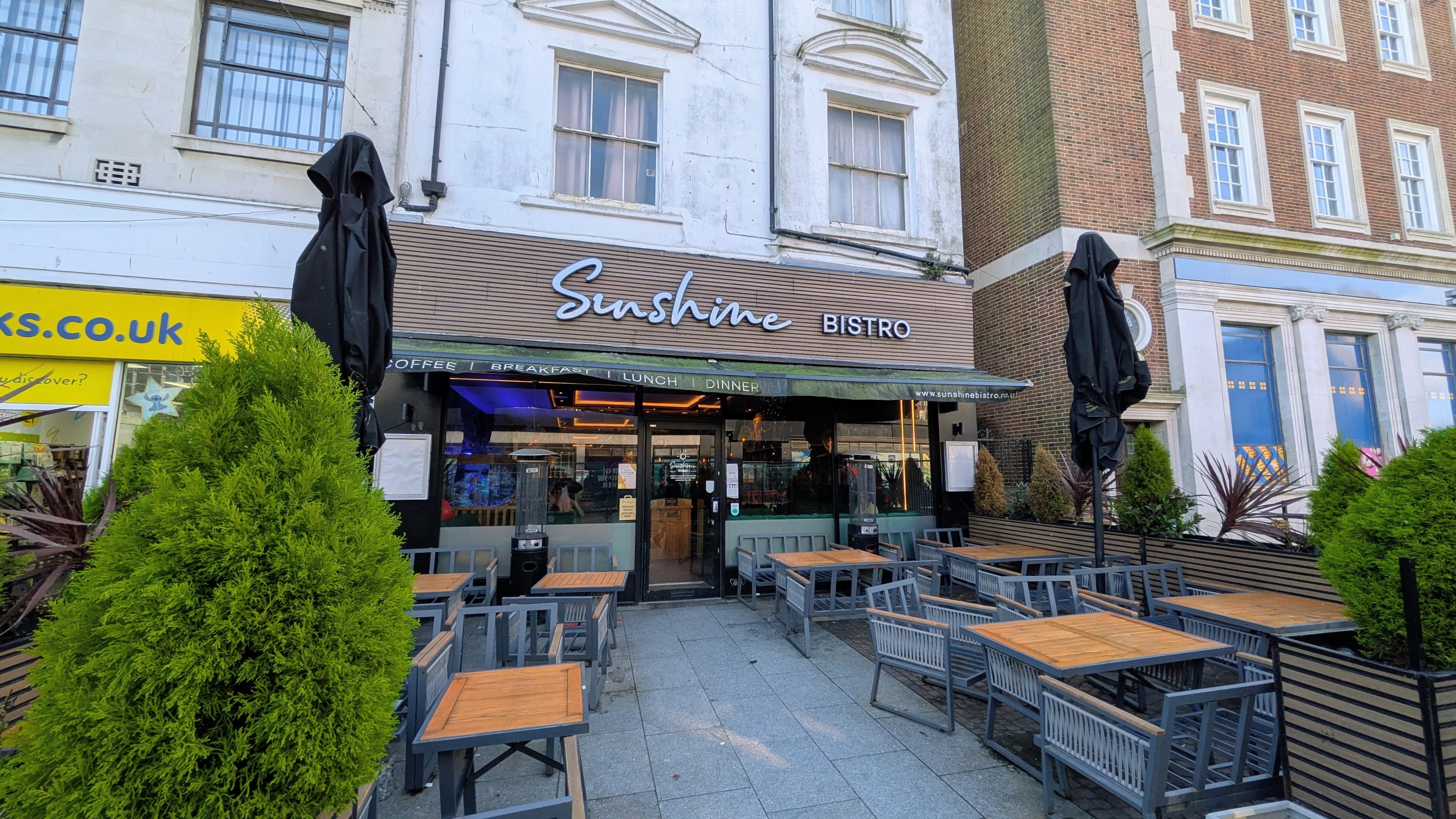 💷 Restaurant that employed illegal workers is stripped of alcohol licence
