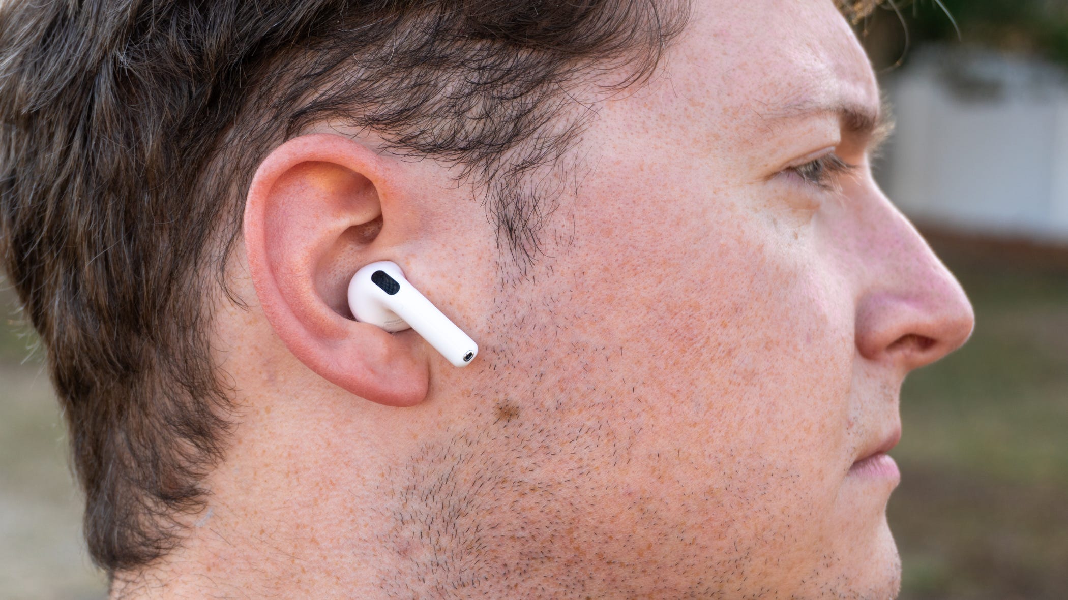 How to Wear AirPods Correctly for the Best Fit and Sound Quality - Equality Mag
