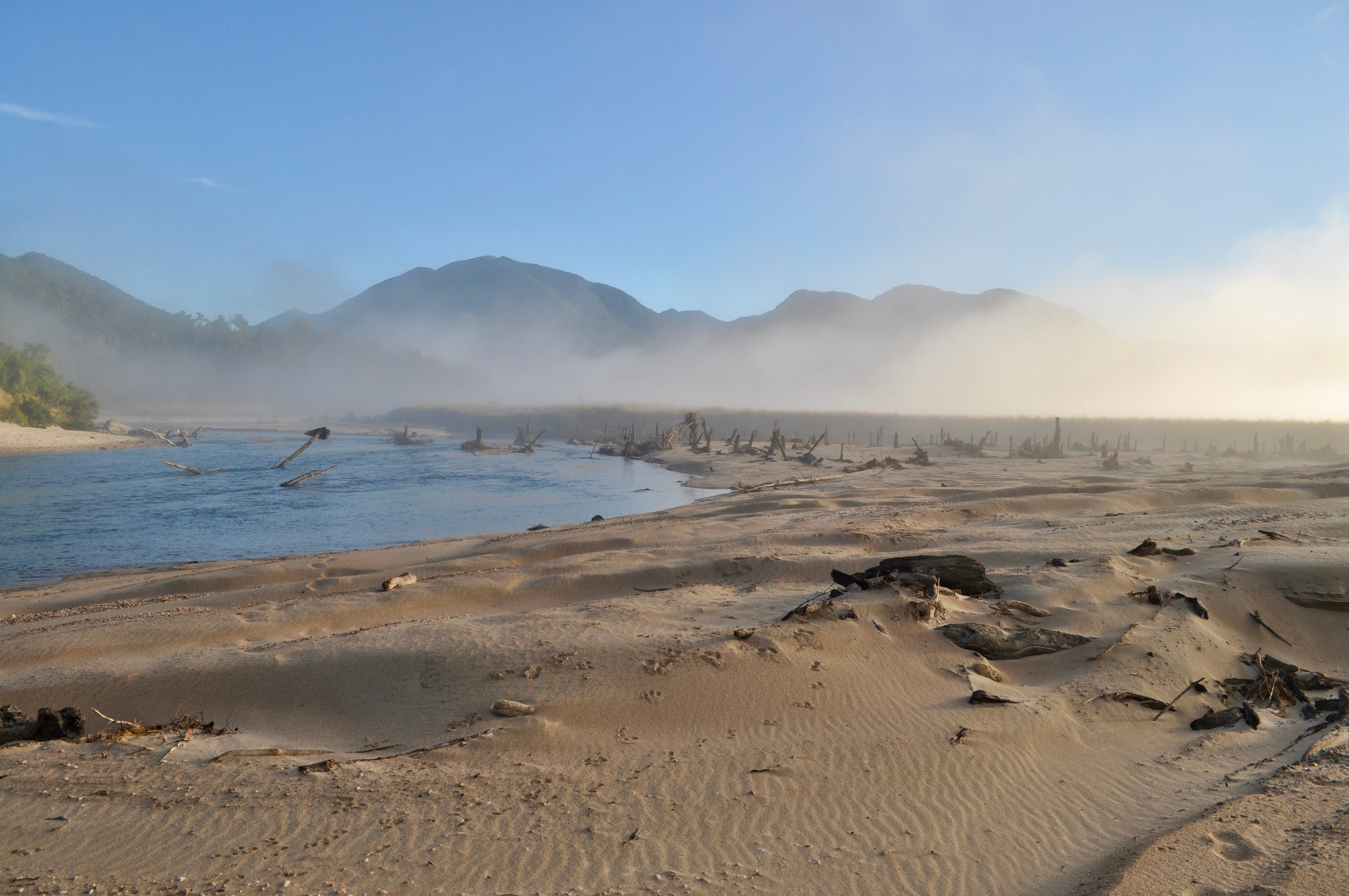 Nine ways extreme events reshape river biodiversity