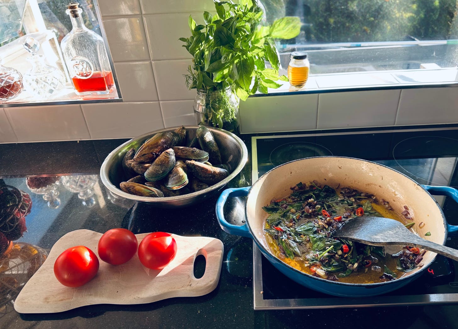 Mussel and Basil Sauce for Pasta (Sugo di Cozze e Basilico)