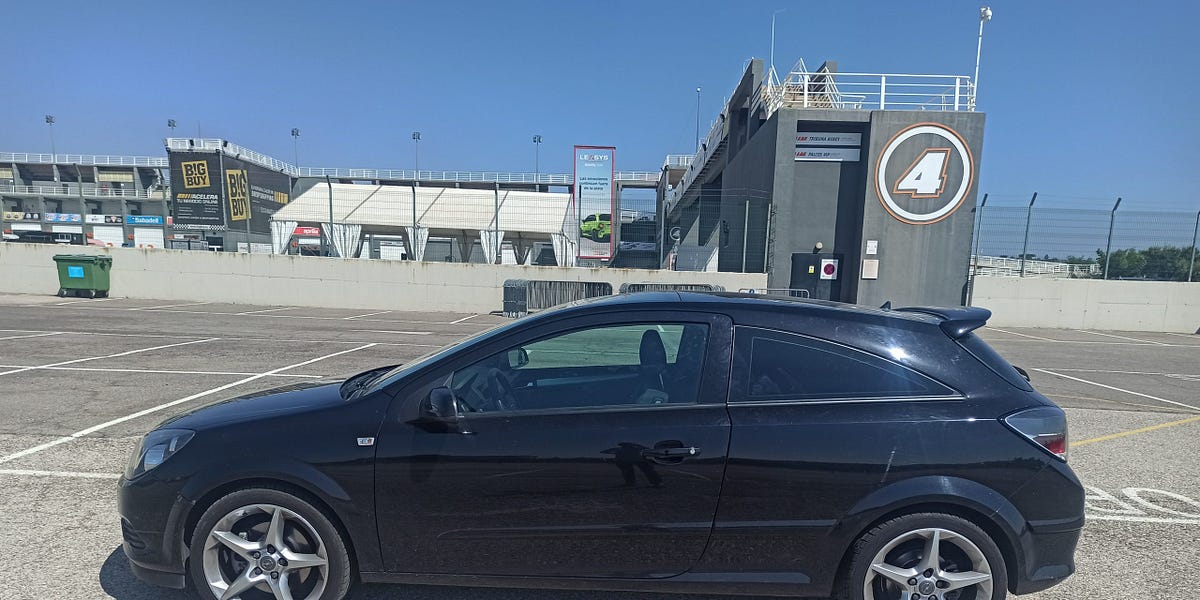 Why I hate the cheap hot hatch? - by Álvaro Martínez