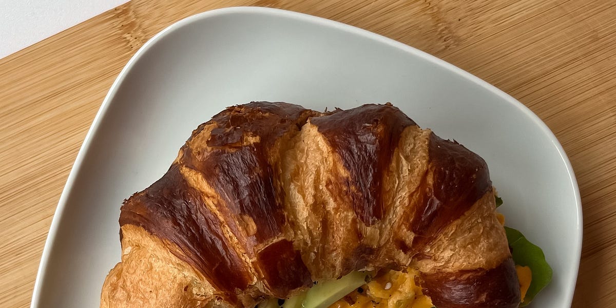 Egg Breakfast Croissant – Quick & Delicious Recipe with Avocado, Cheese ...