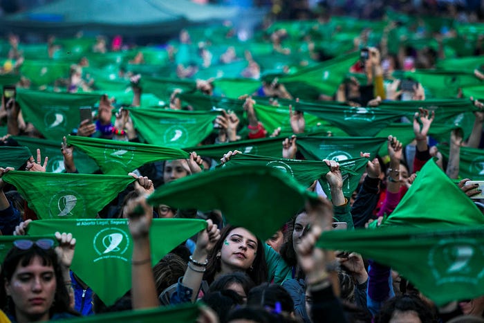 #33: Los colores de la protesta: la psicología del color en los ...