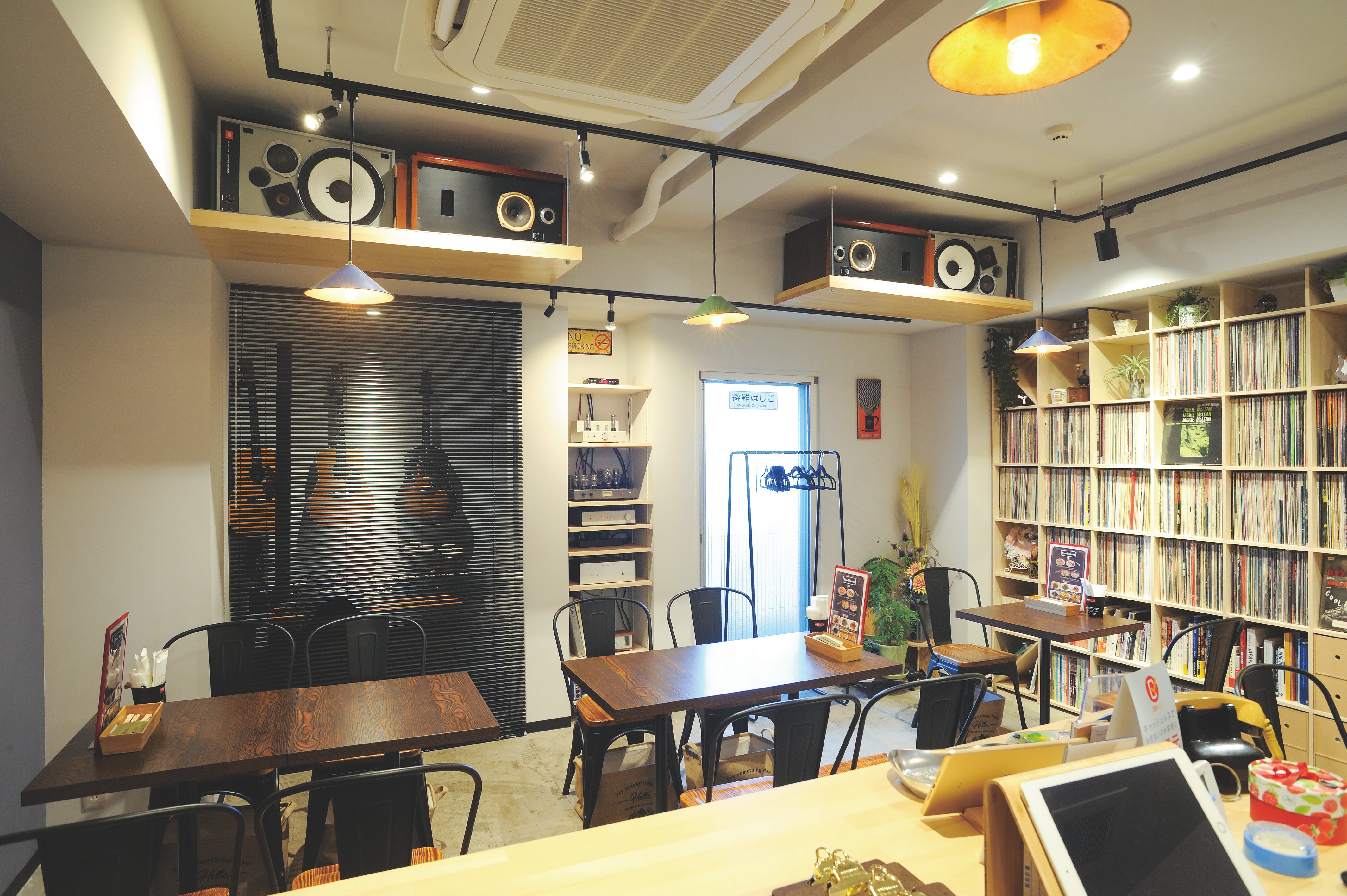 Enjoying Jazz Through a DC Amplifier System Installed in a Café