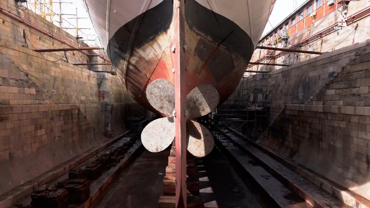 Navio-escola NRP Sagres da Marinha Portuguesa em manutenção e ...