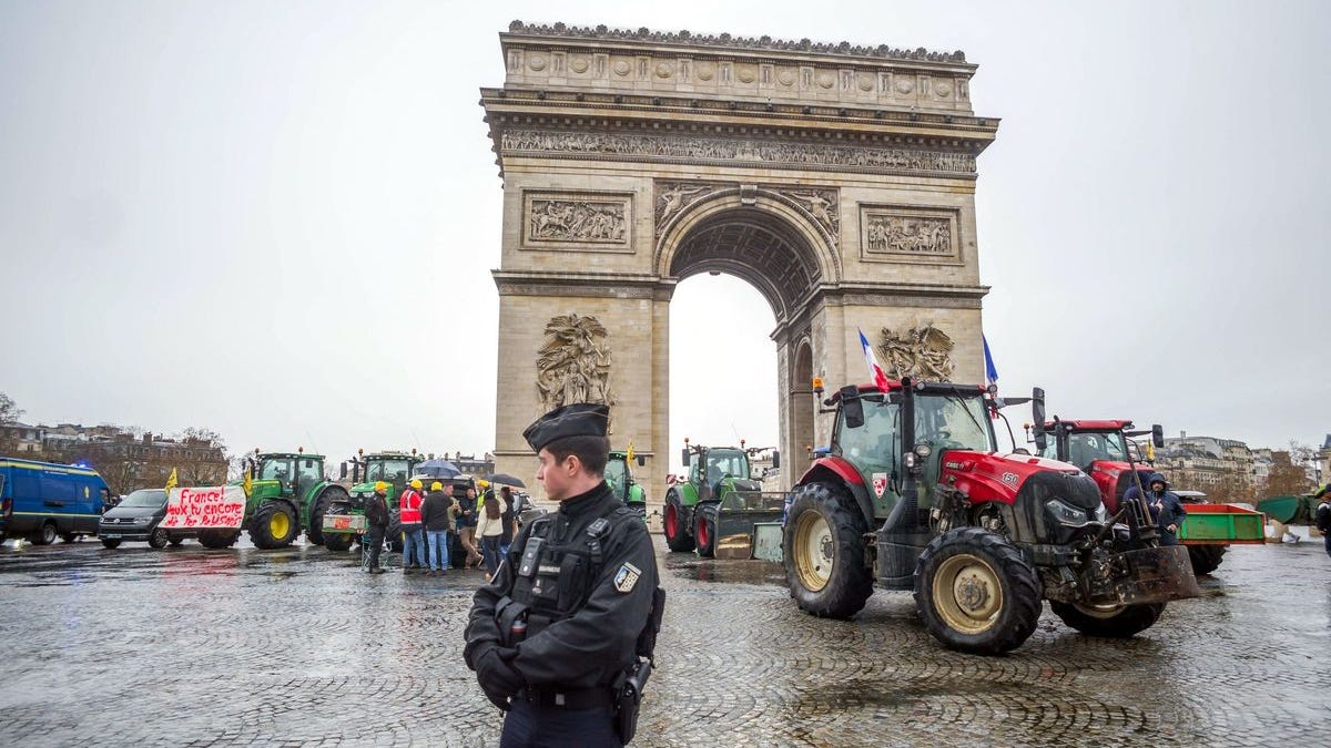 How Macron Plans to Lose the Vote and Win the Politics