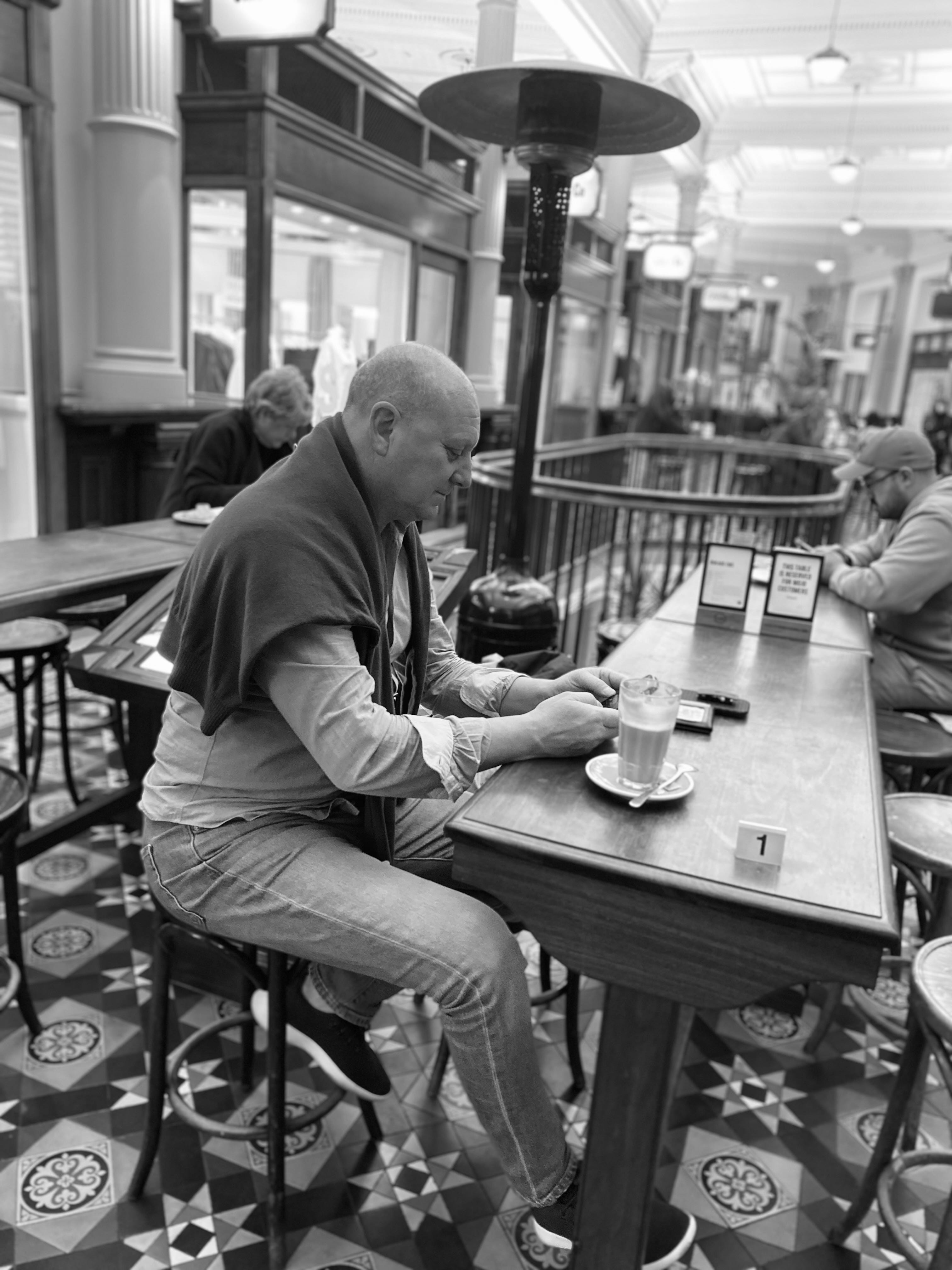 ROMÂNIA CARE SCRIE, CITEȘTE ȘI VISEAZĂ - by Sergiu Toader