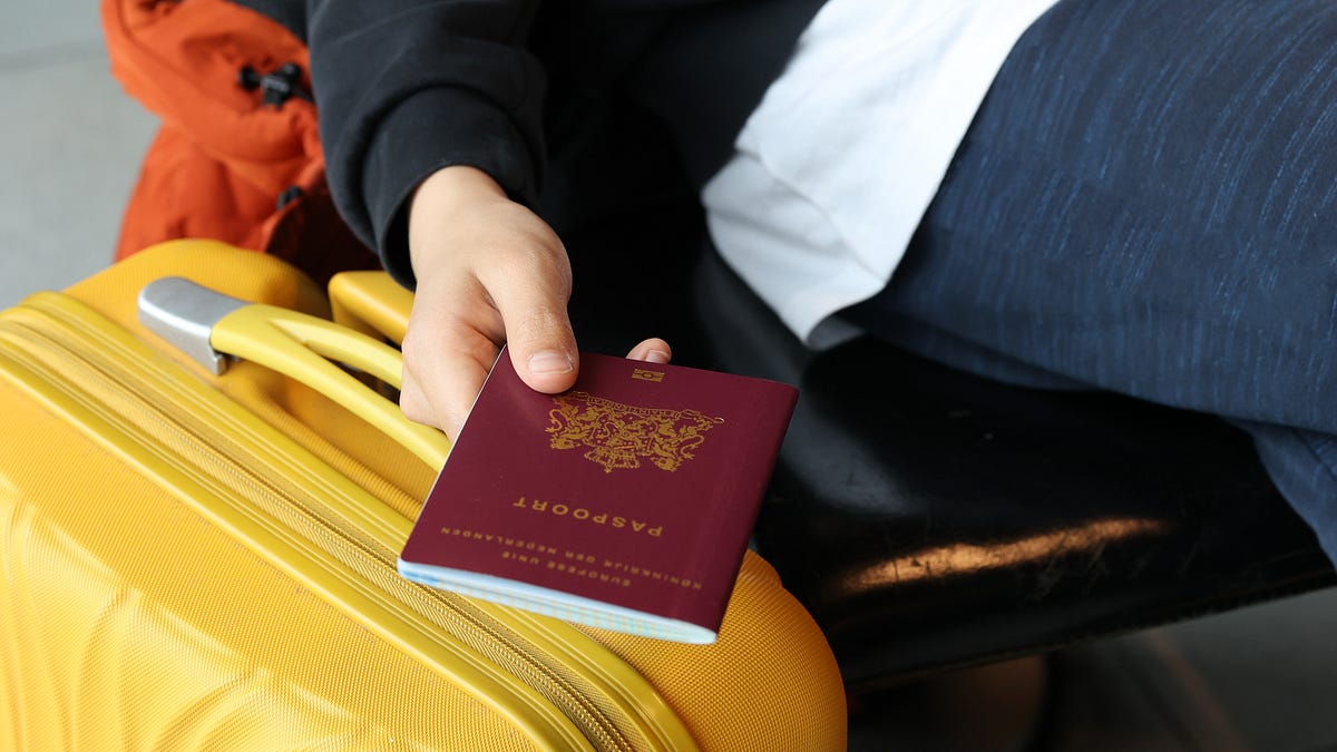 Bye-bye OV-chipkaarts, hello passport rankings and ASML layoffs 🇳🇱