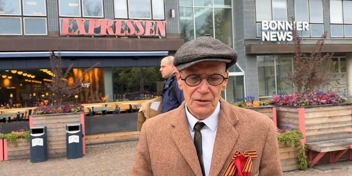 Richard Turpin läser fredsmanifest framför Expressen
