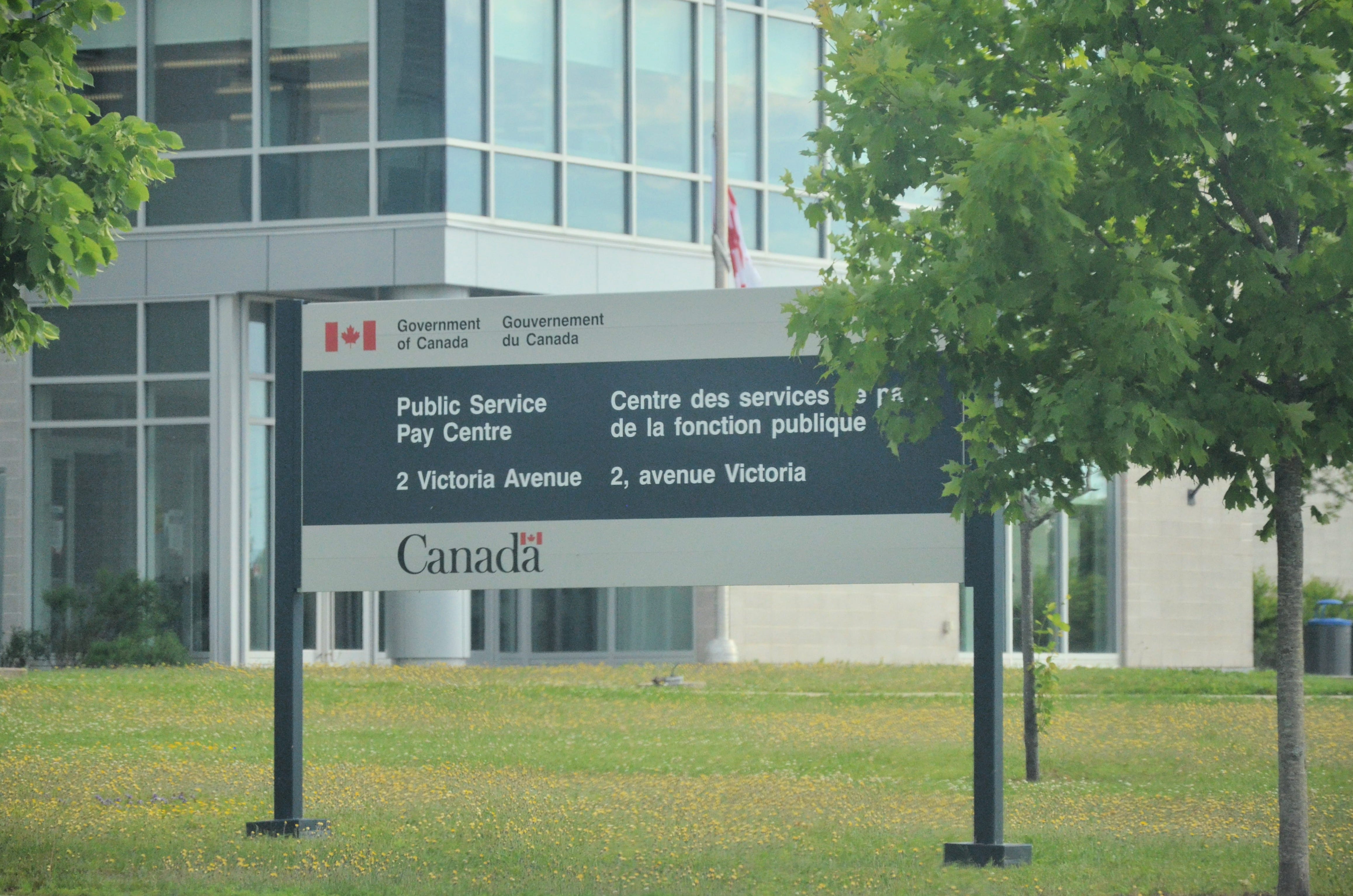 Feds proceeding with new payroll system