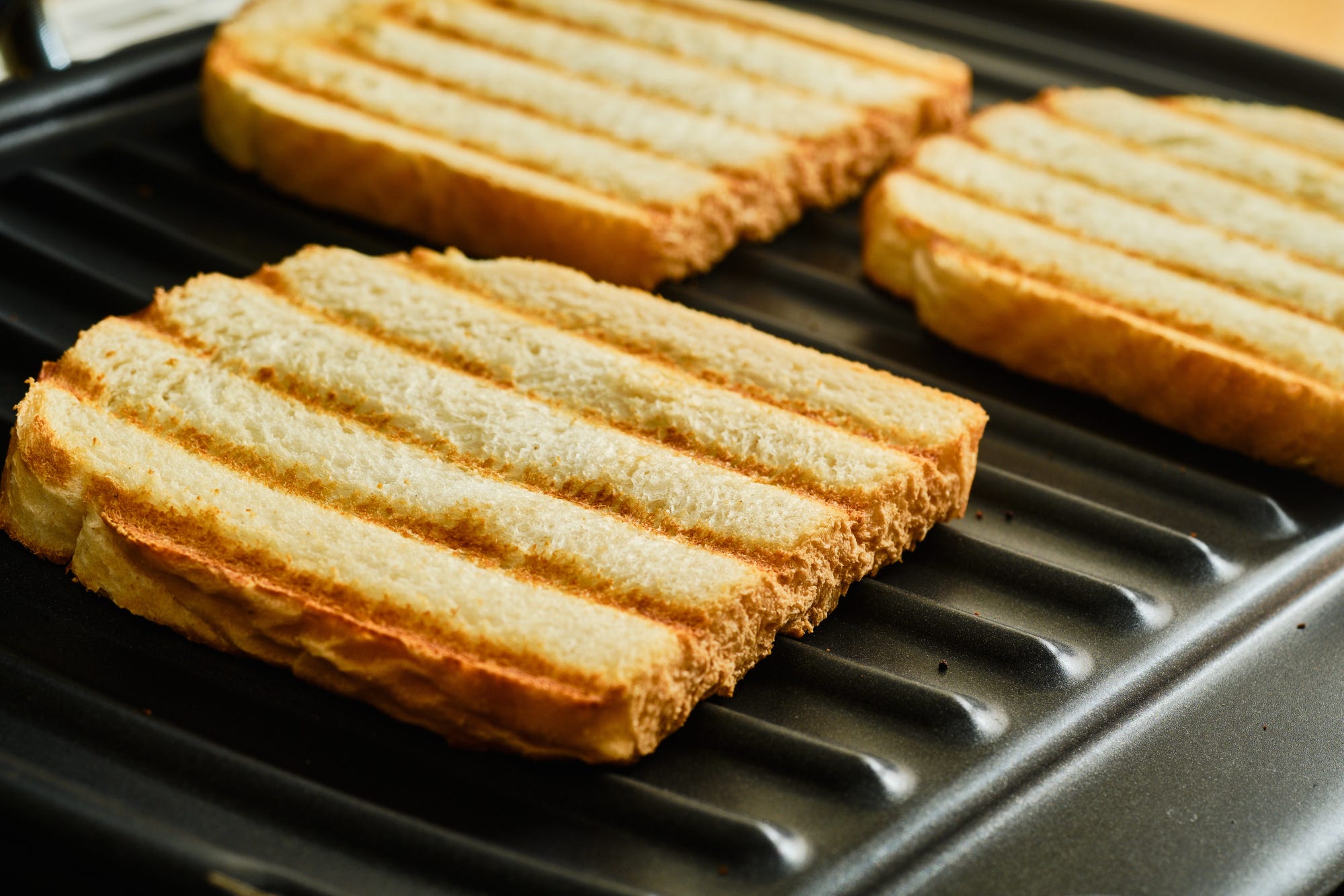 Cómo tostar el pan para hacer un sándwich perfecto (trucos y técnica)