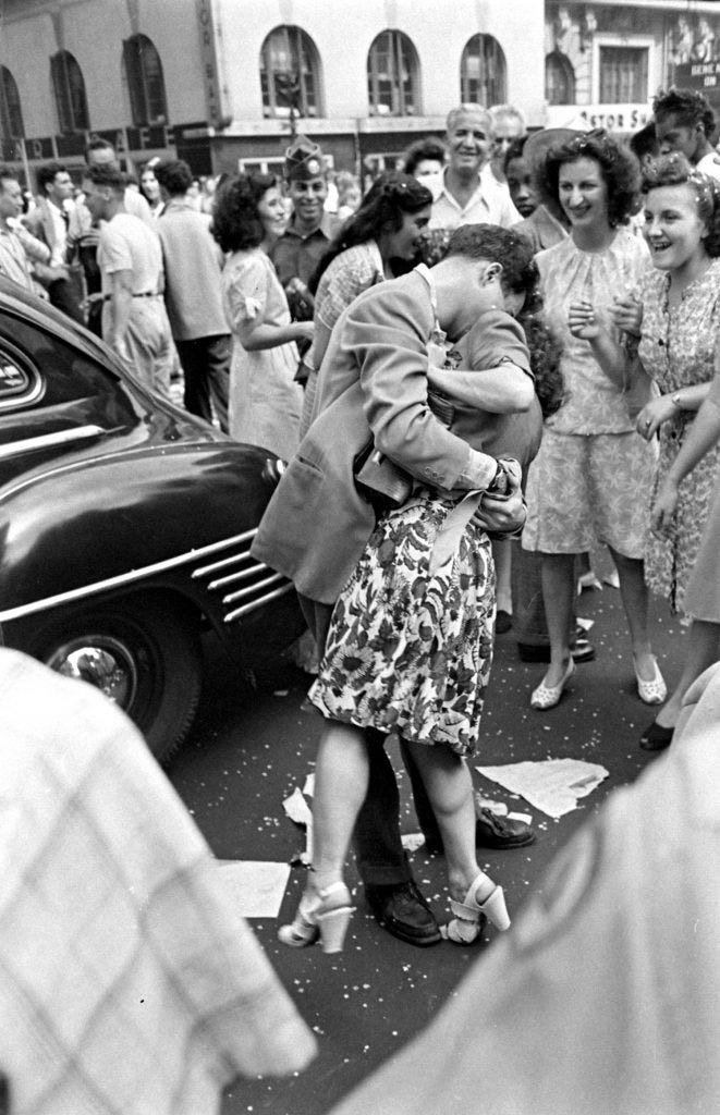 Who are the people in the famous 1945 photograph "The Kiss"
