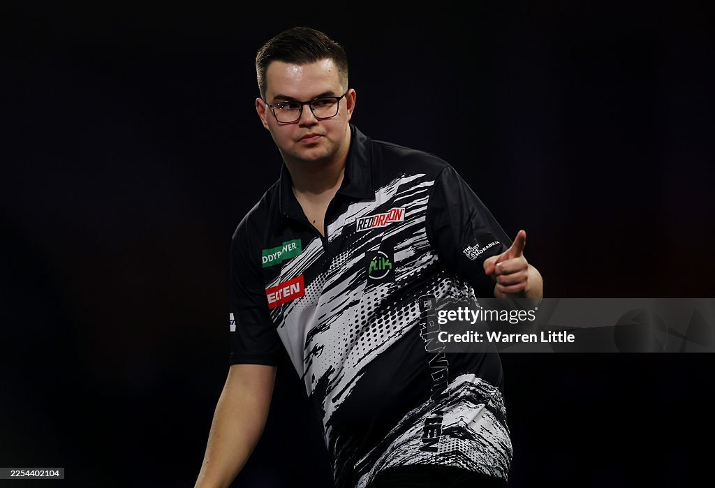 Talking Throws: Luke Littler vs Gian Van Veen - World Darts ...