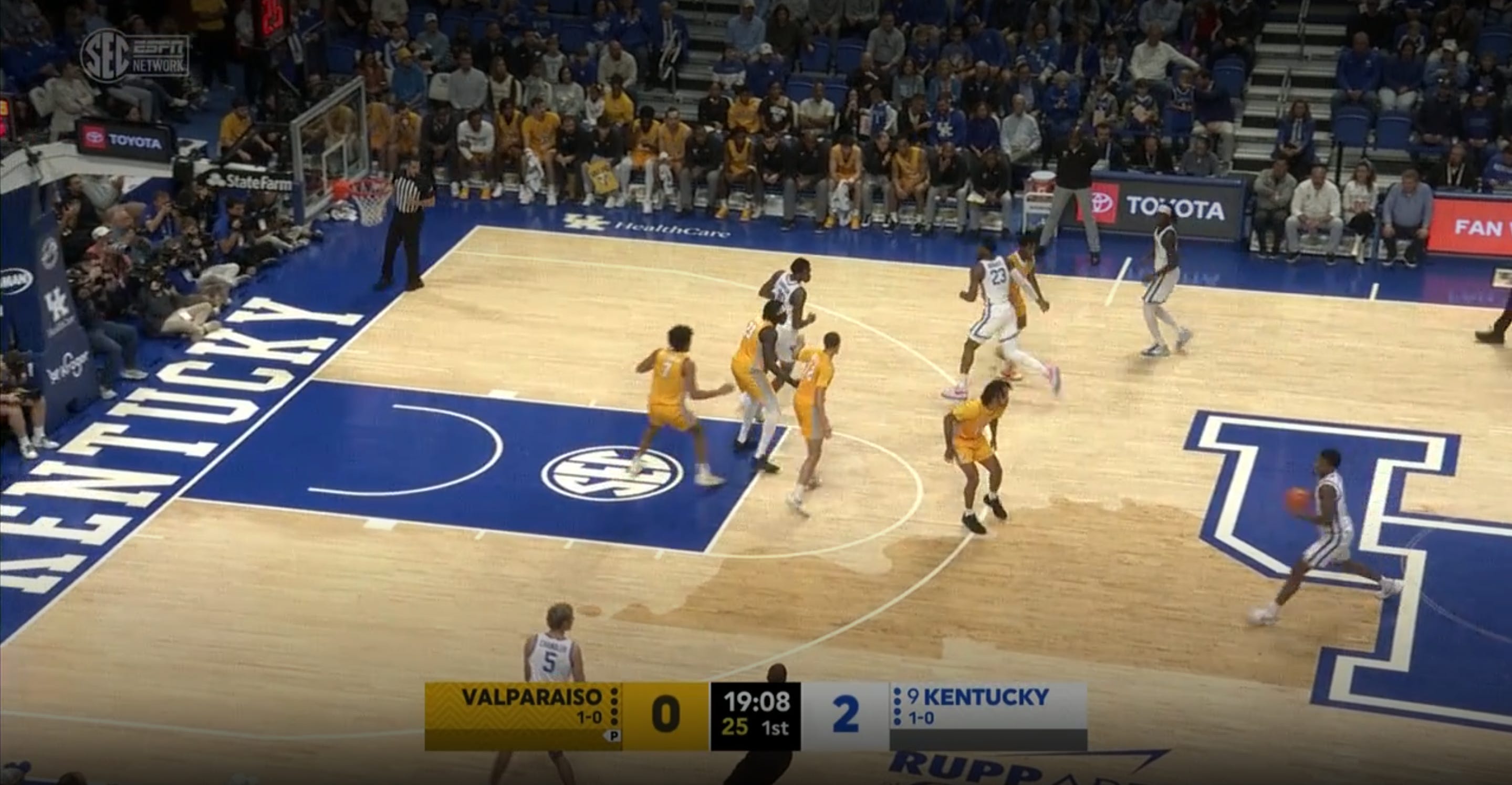 Valpo suffers early setback at Kentucky - by Alex Wassilak
