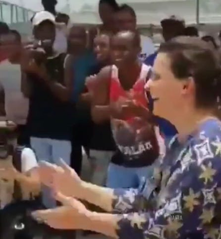 Big Sister General - by Ruan - Papagaio de Pirata