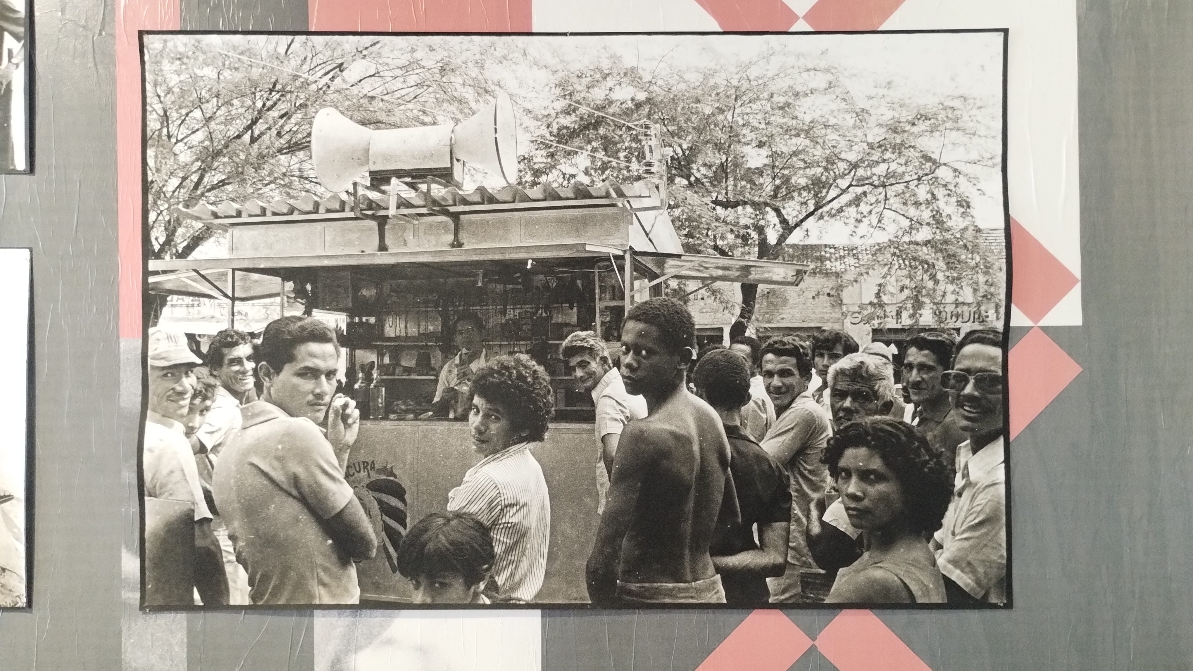 Charly, fotos amazónicas y el regreso del manto tupinambá