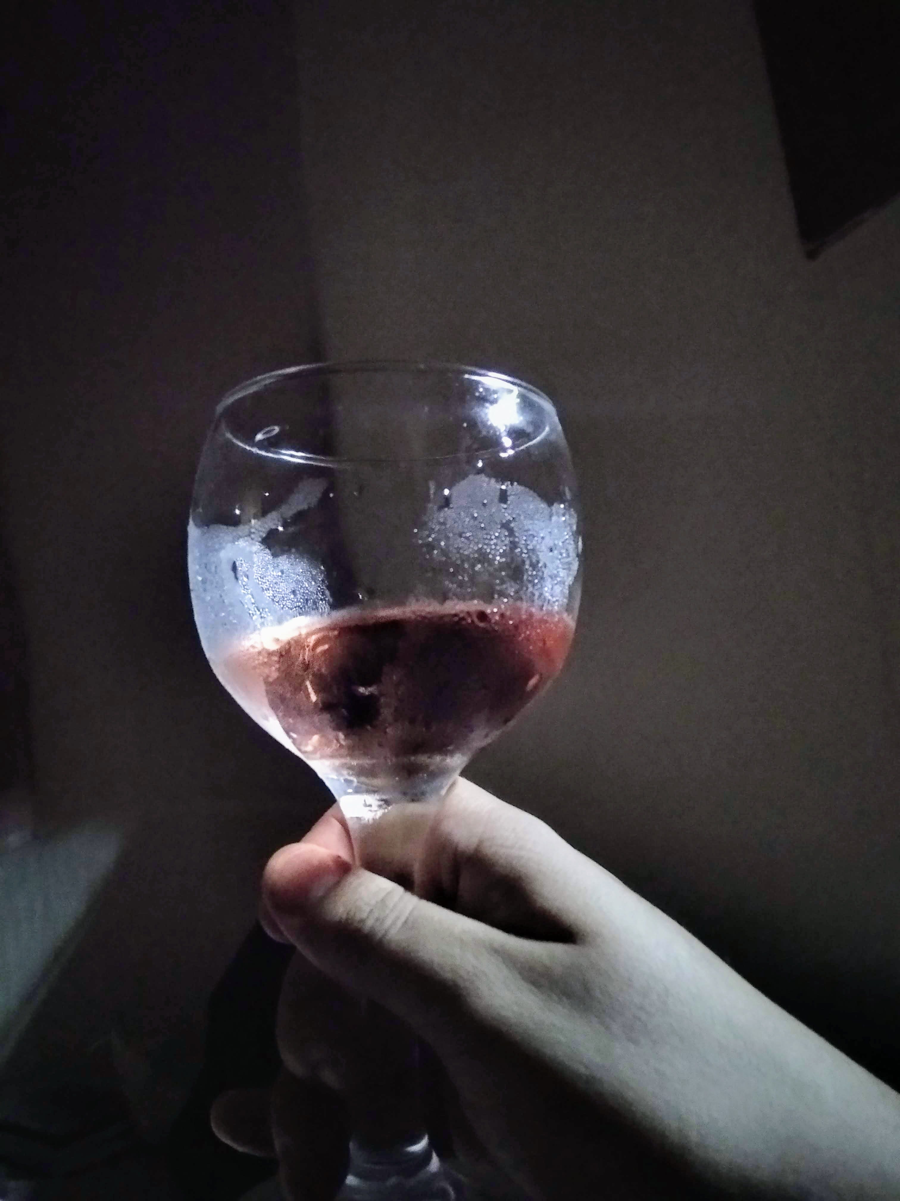 em vez de qualquer álcool forte pede água perrier