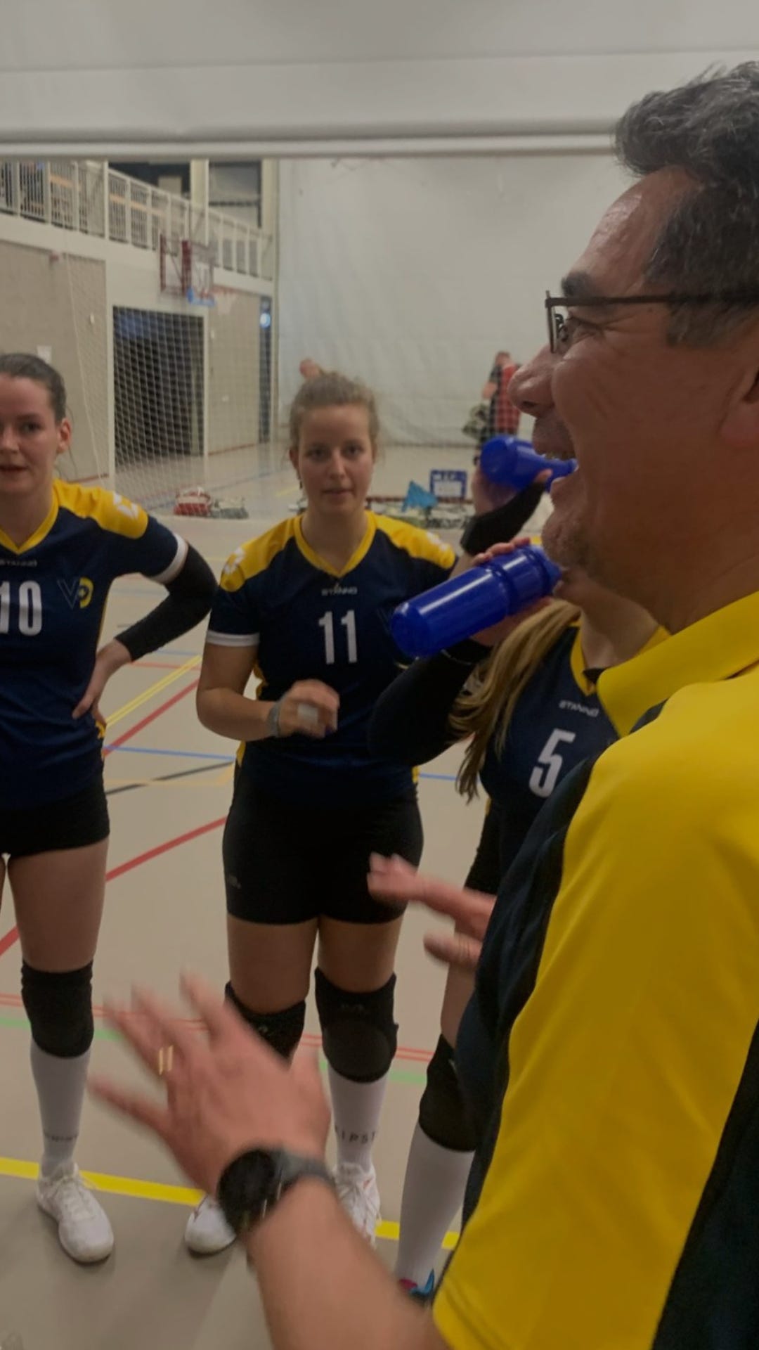 The dynamics between coach and captain in an adult women's volleyball team