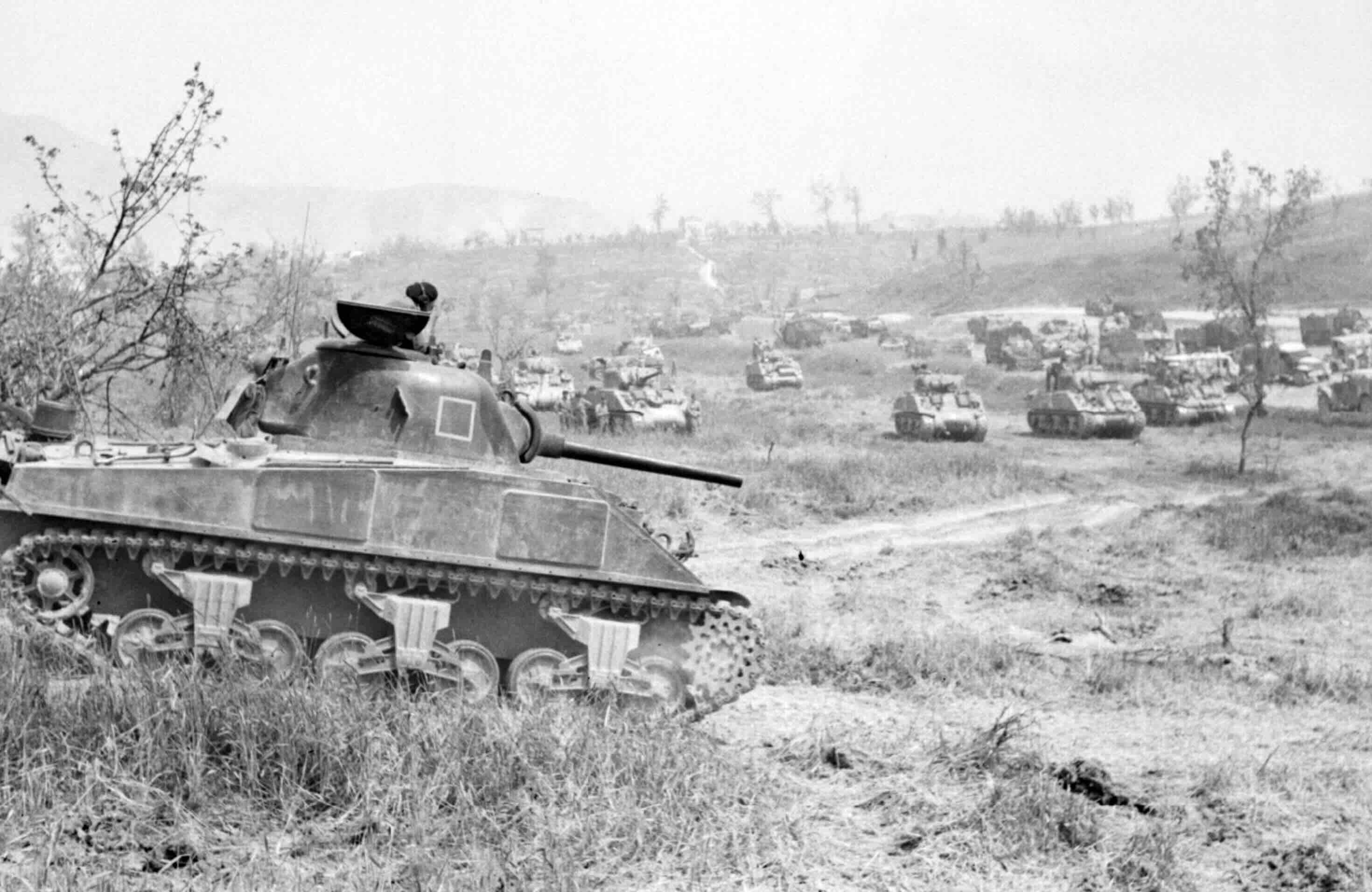 Sherman tanks in Italy - by Martin Cherrett