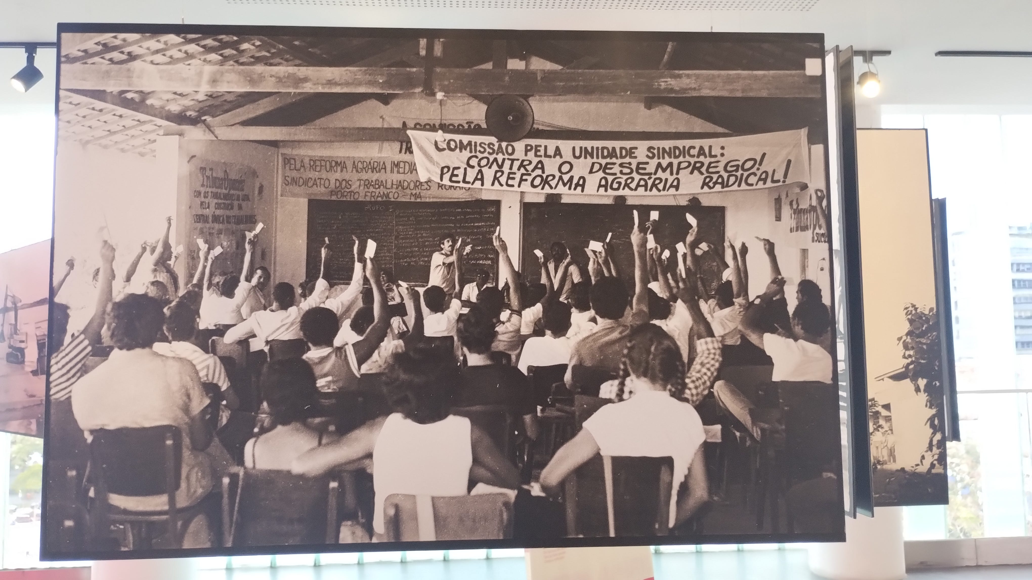 Charly, fotos amazónicas y el regreso del manto tupinambá