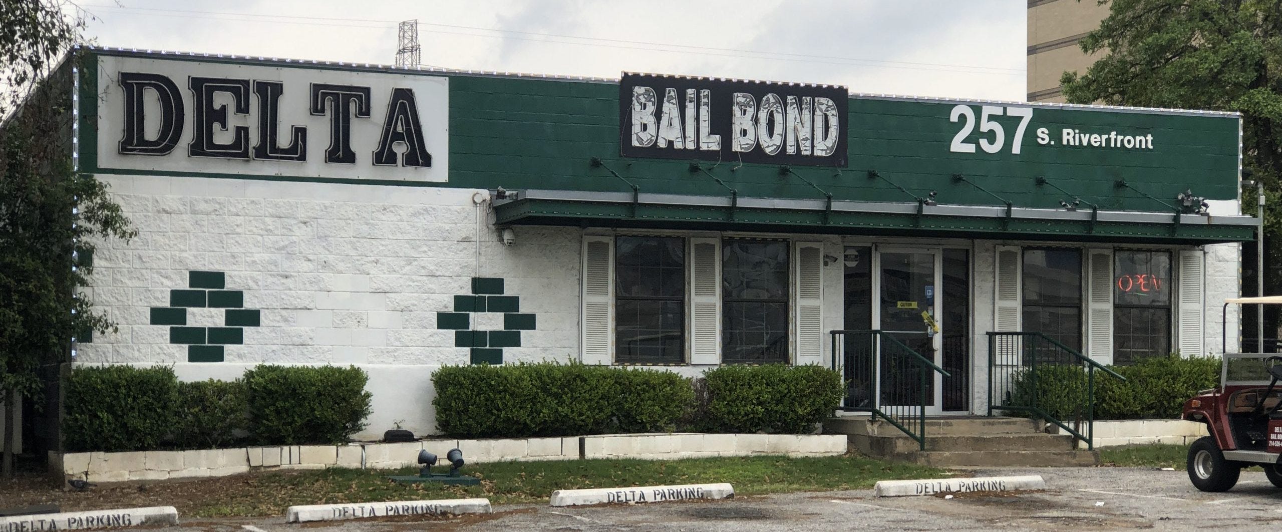 What websites and stock photos tell us about the bail bond industry
