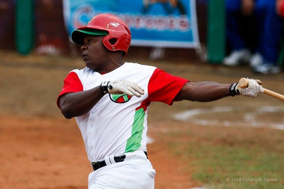 Danel Castro y la pequeña compañía - by Yirsandy Rodríguez