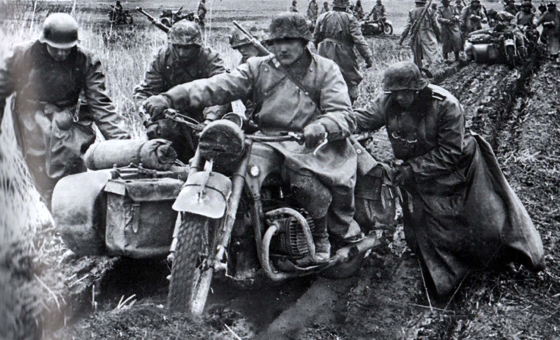 Hitler's War in Pictures - by Martin Cherrett