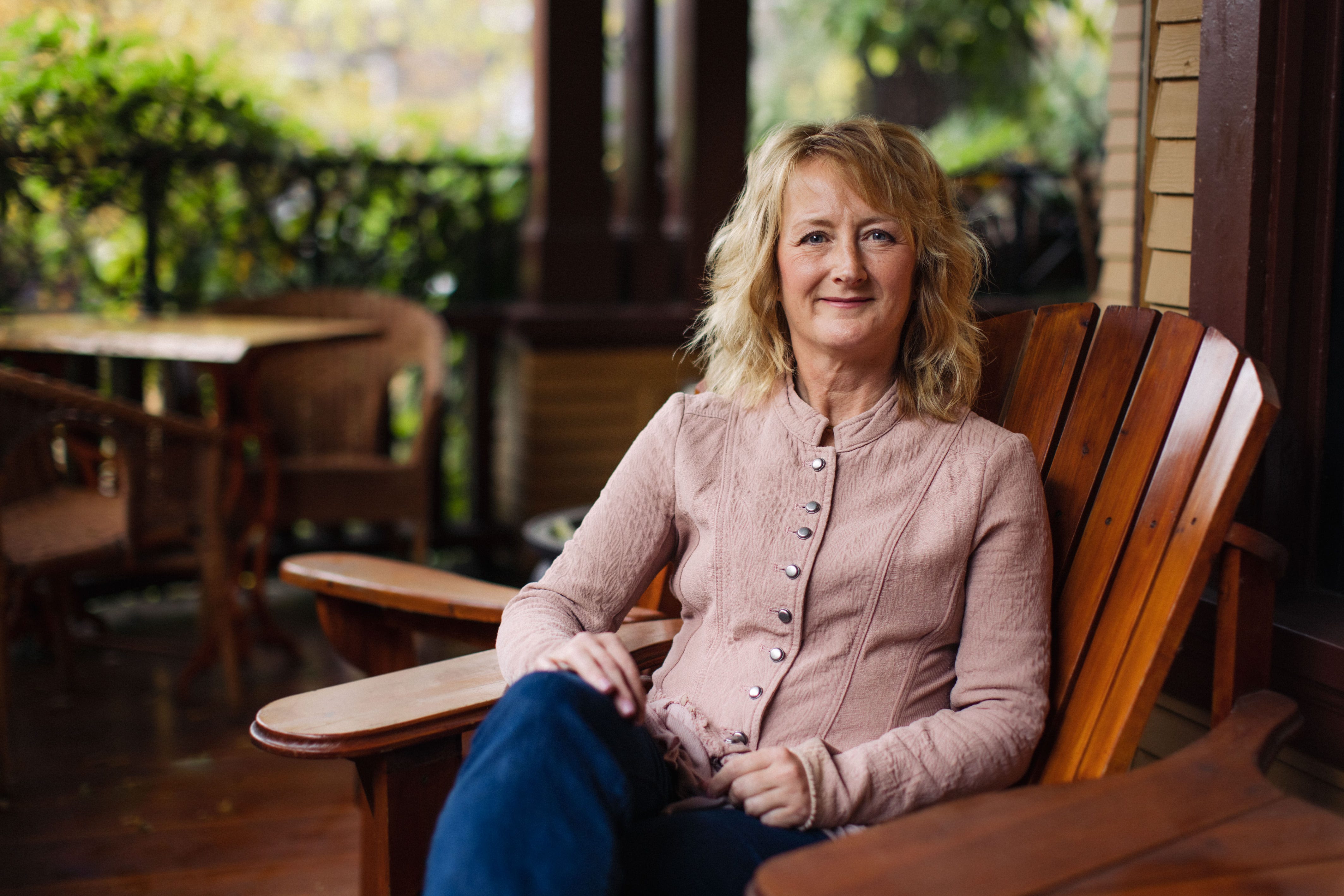 Laurie Schultz paints her Picasso - by Paul Welsh