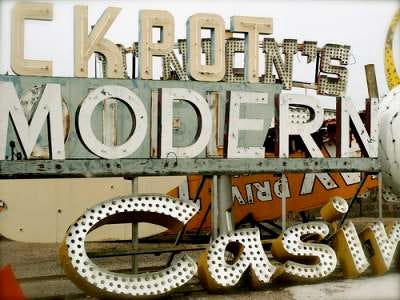 Caracteres de néon no deserto - by Heloisa Lupinacci