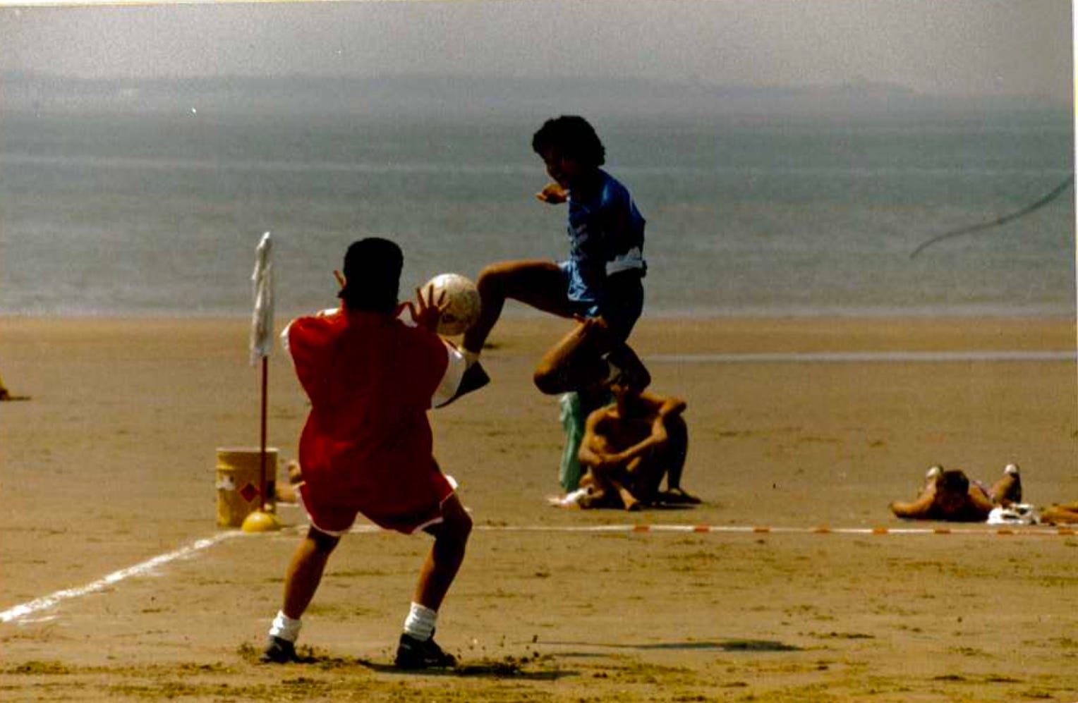 Nicole Abar, footballeuse militante - by Coline de Silans