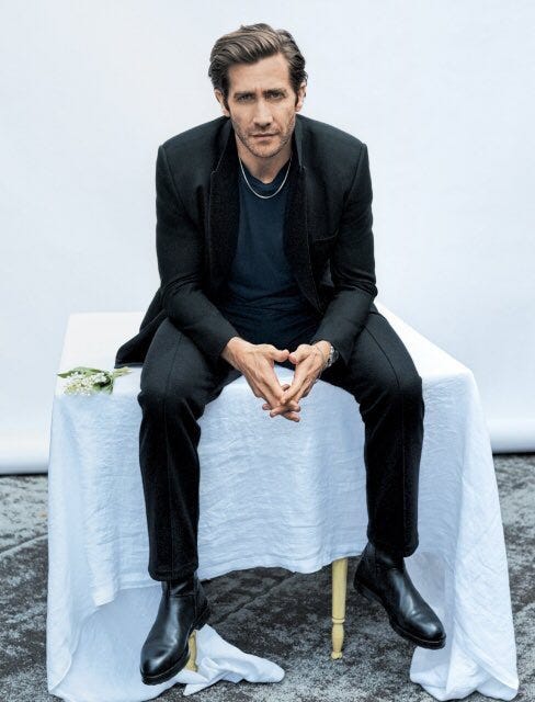 Jake Gyllenhaal is wearing a chain now