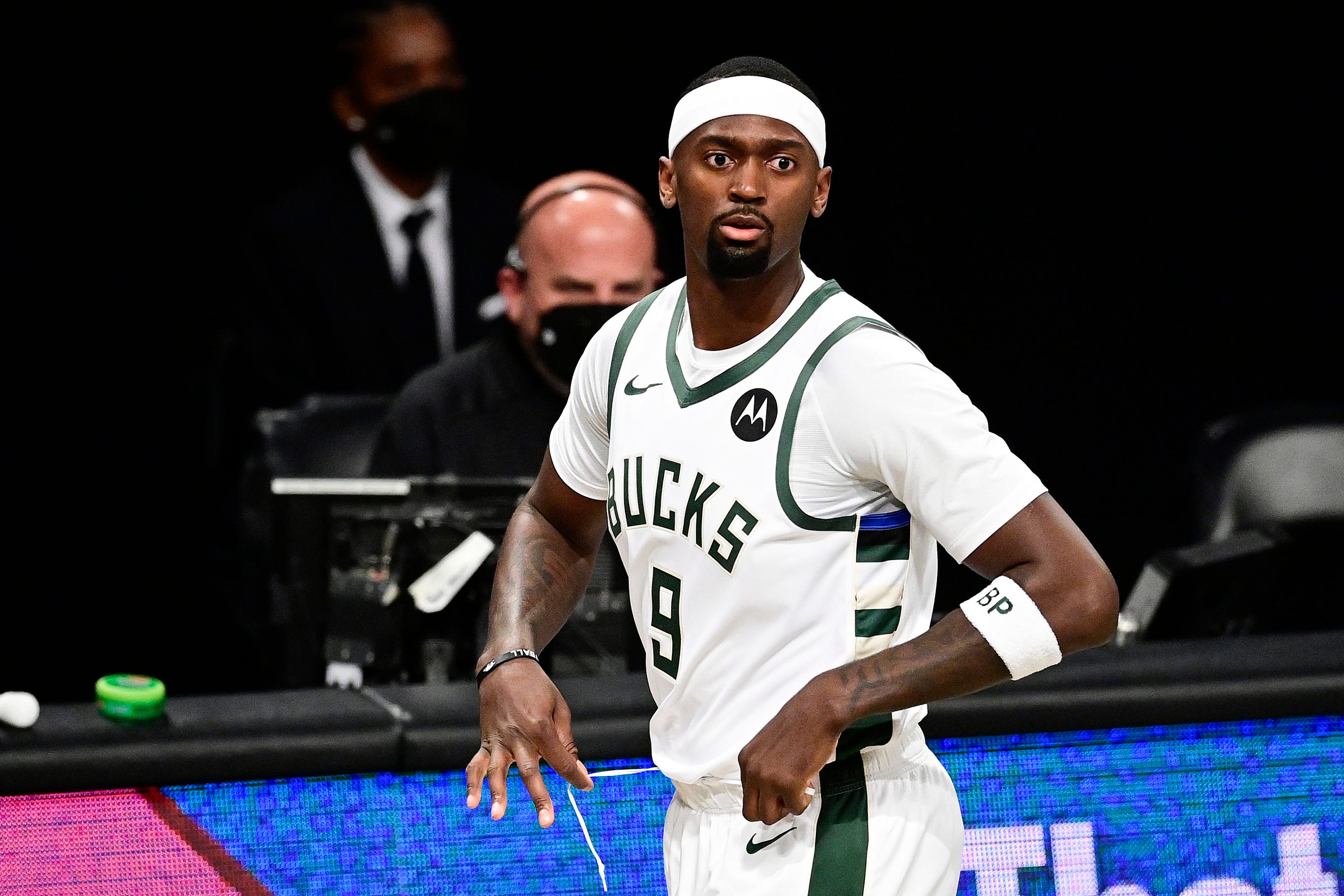 Milwaukee Bucks - by Gee Spot - Ispod obruča