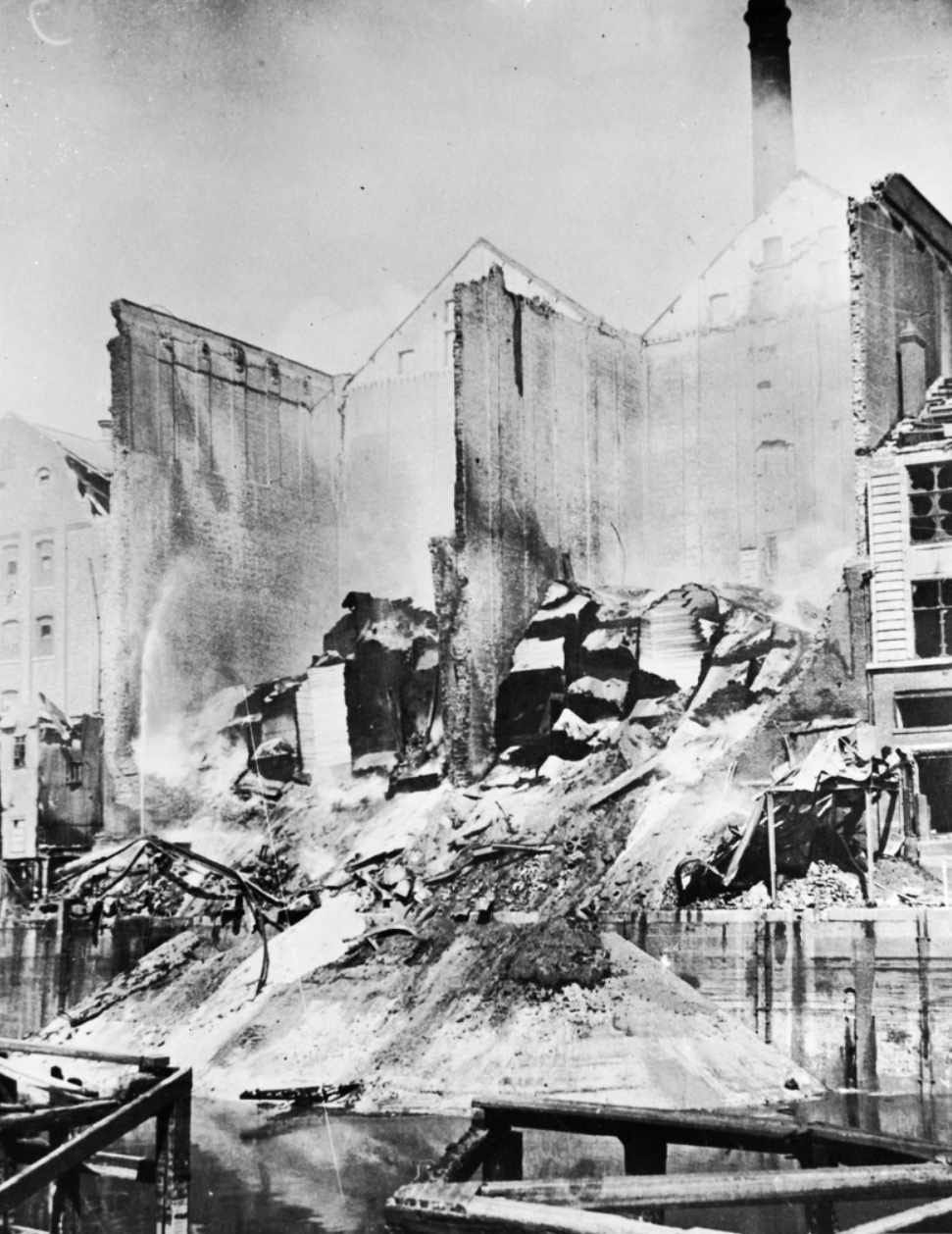 Heavy casualties in raid on Hull - by Editor