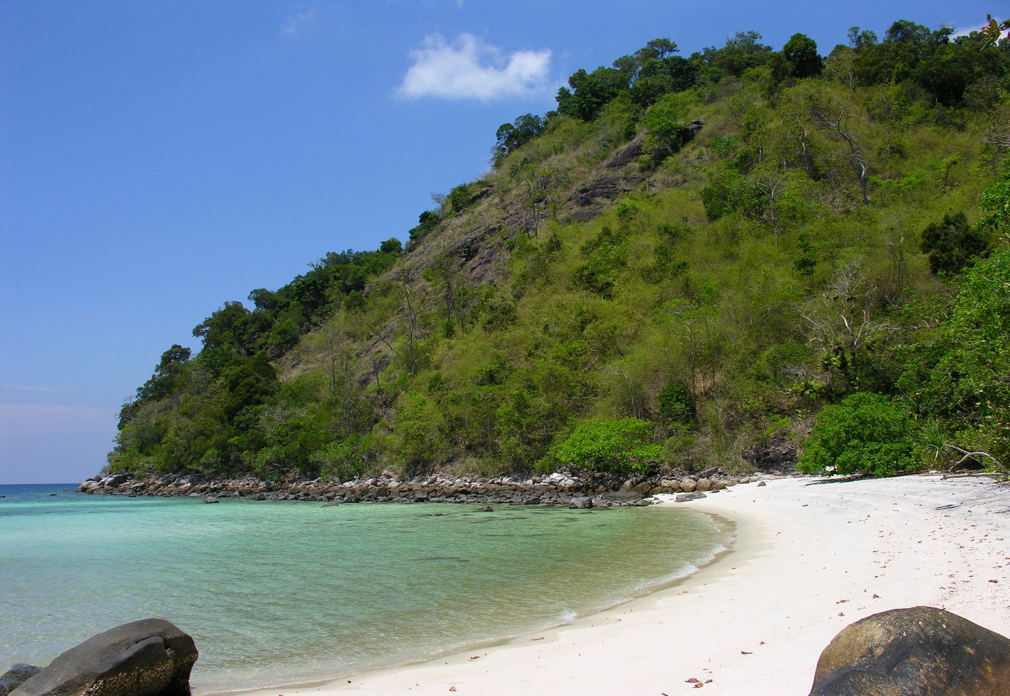 Ko Rawi and Ko Hin Ngam: Remote beaches and cursed hornfell stones