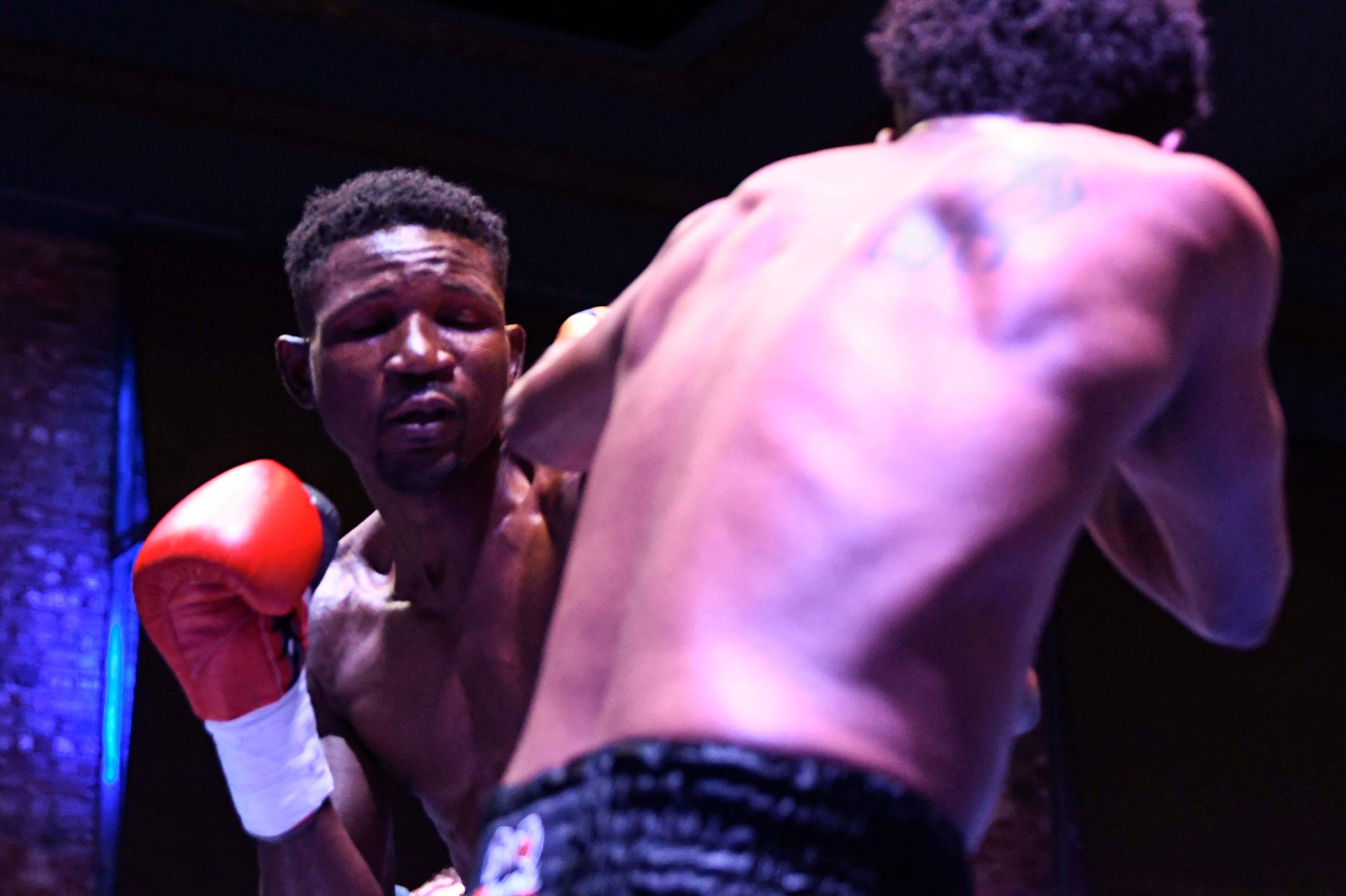 Ghanaian boxer Prince Dzanie beats Juan Gabriel Medina from The ...
