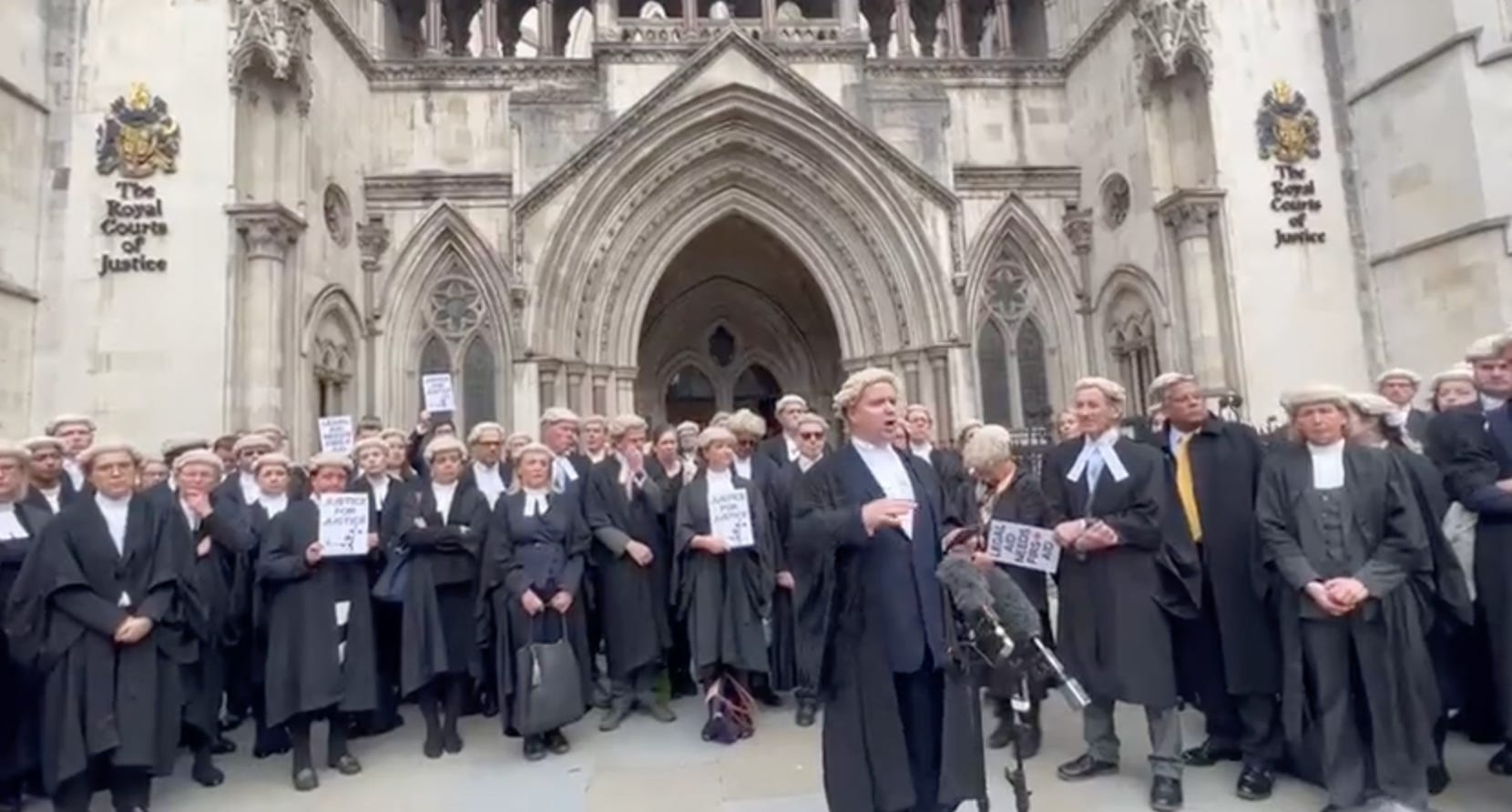 Barristers to vote on suspending strike