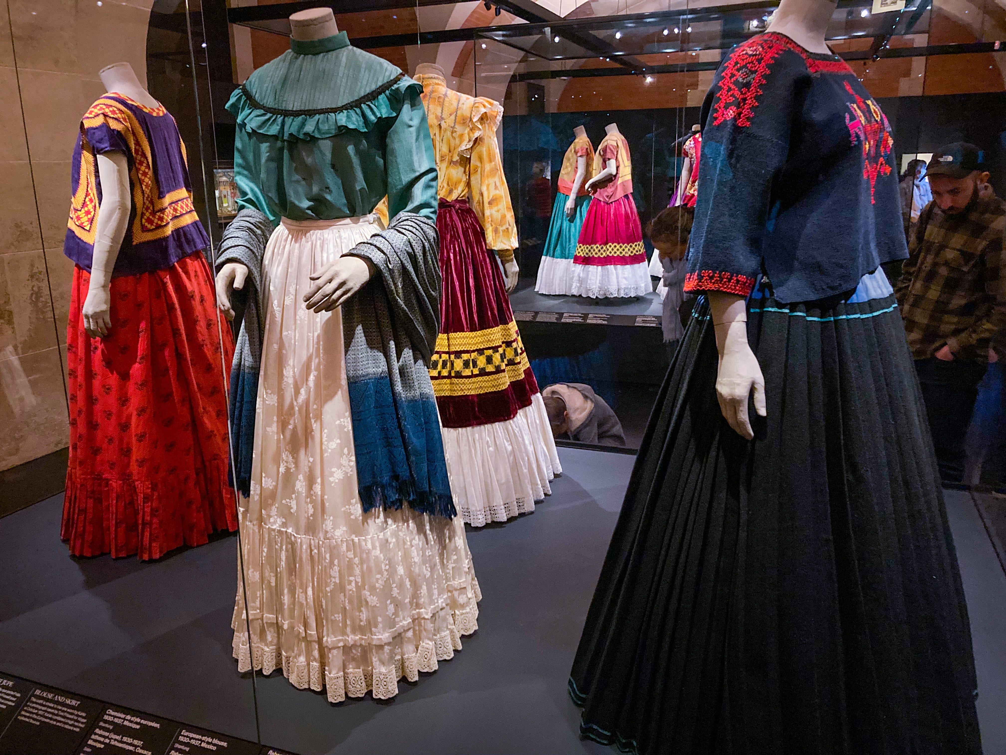 #6: LES ROBES DE FRIDA - by Mina Mond