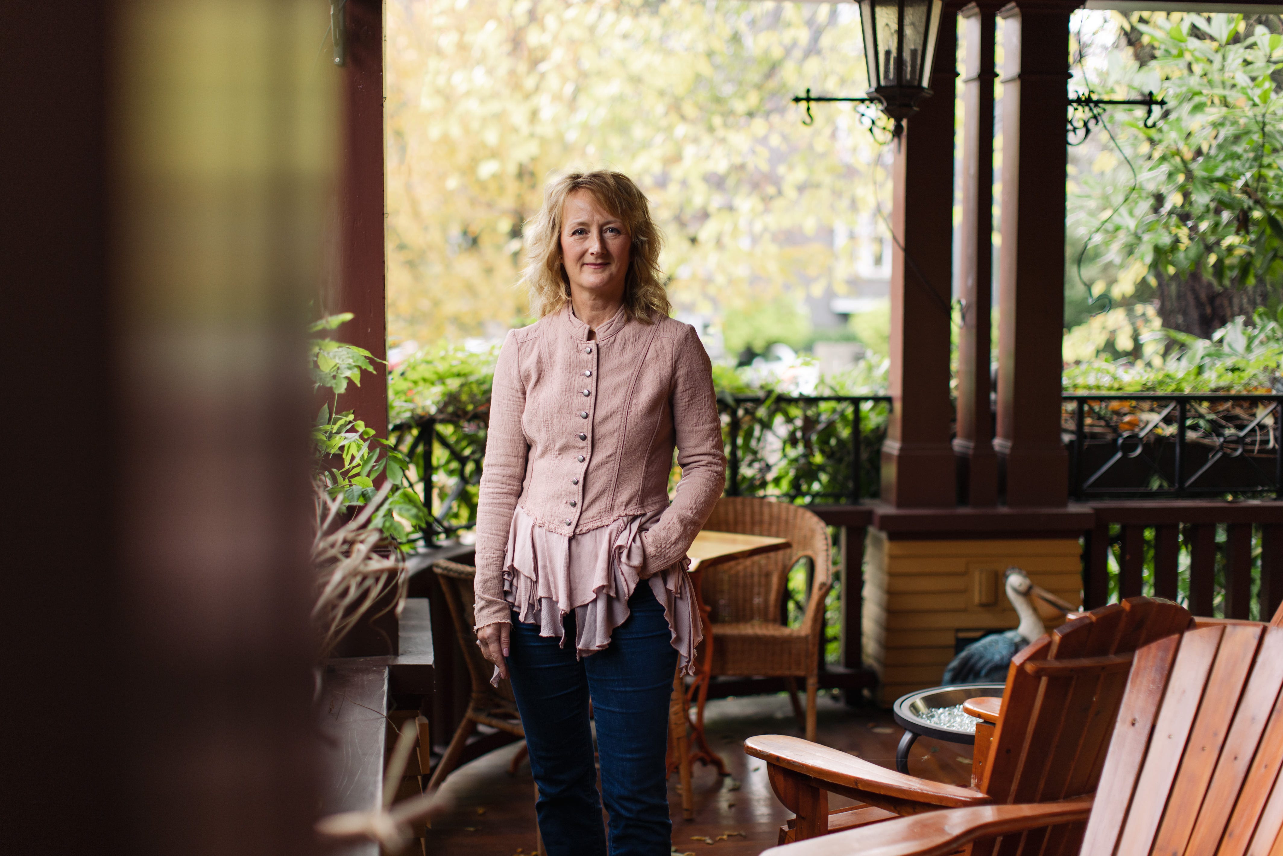 Laurie Schultz paints her Picasso - by Paul Welsh