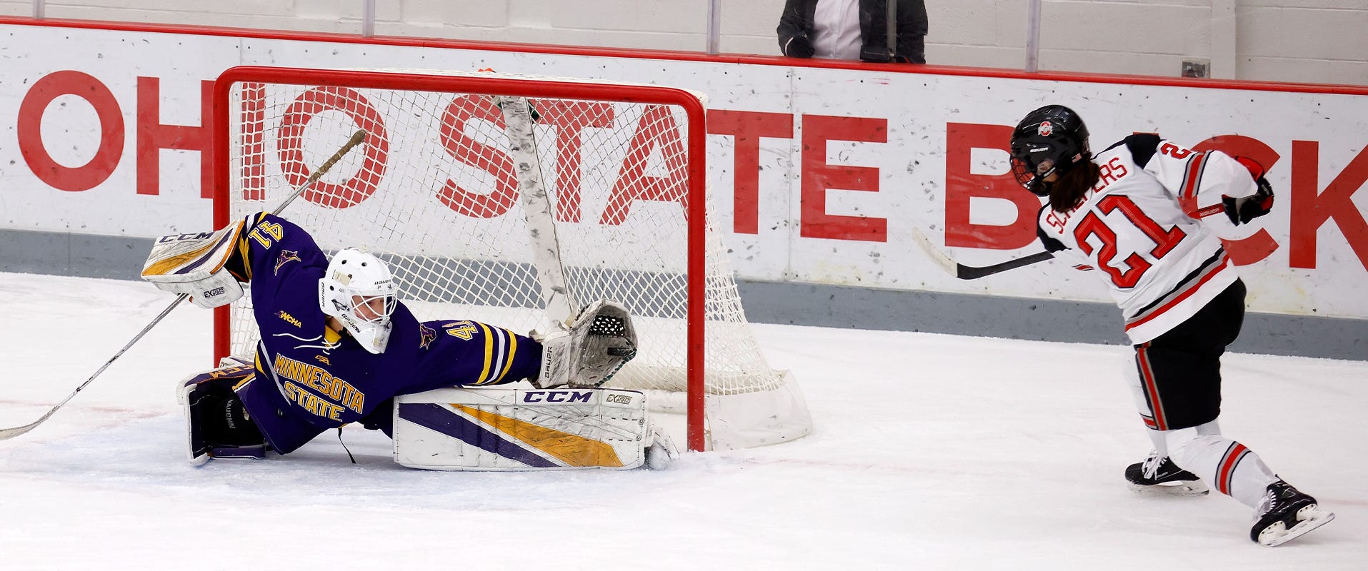 Mavericks roll Toms - by Shane Frederick - Puckato