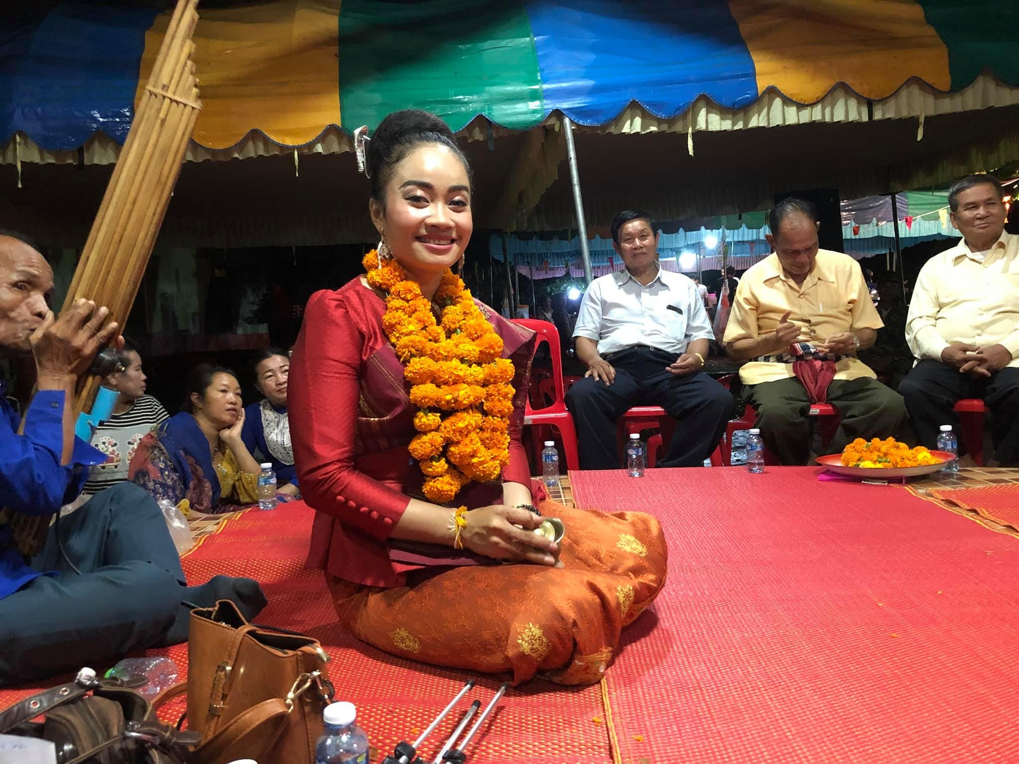 La vie d'une artiste molam (2) - by Lili Sisombat