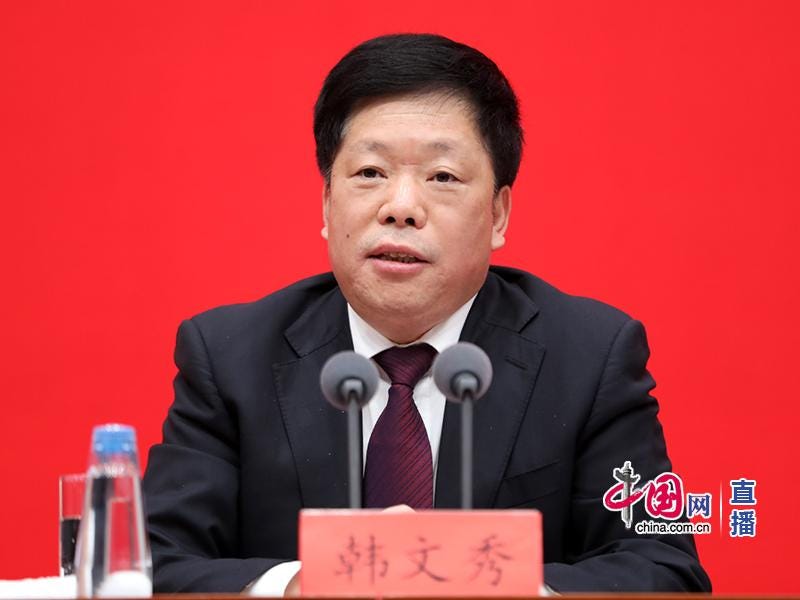 How can China properly respond to downward pressure on the economy?