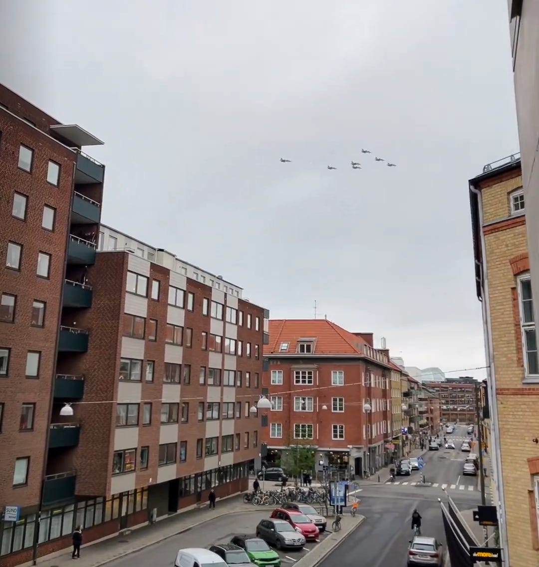 Issue 118: A flying Christmas tree - by Viktoria Wågert