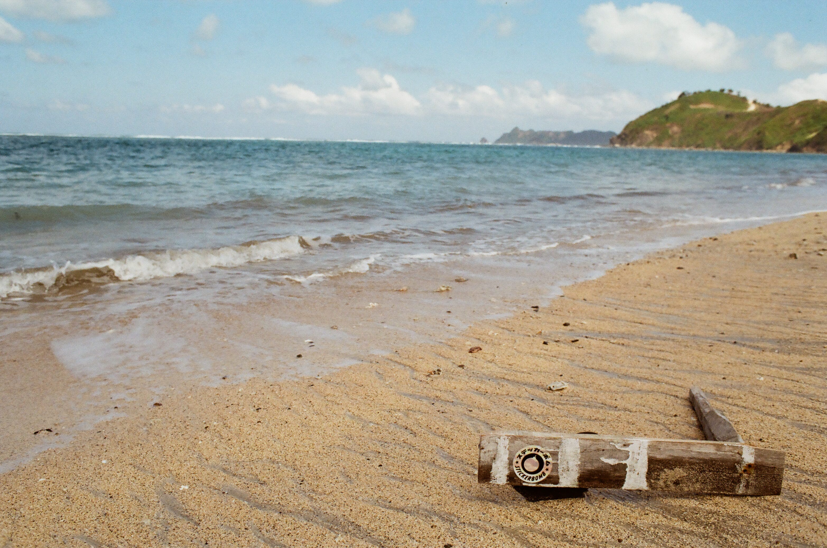 #008 ⤑ Back From Holiday - by Stickerbomb World | Soi Books