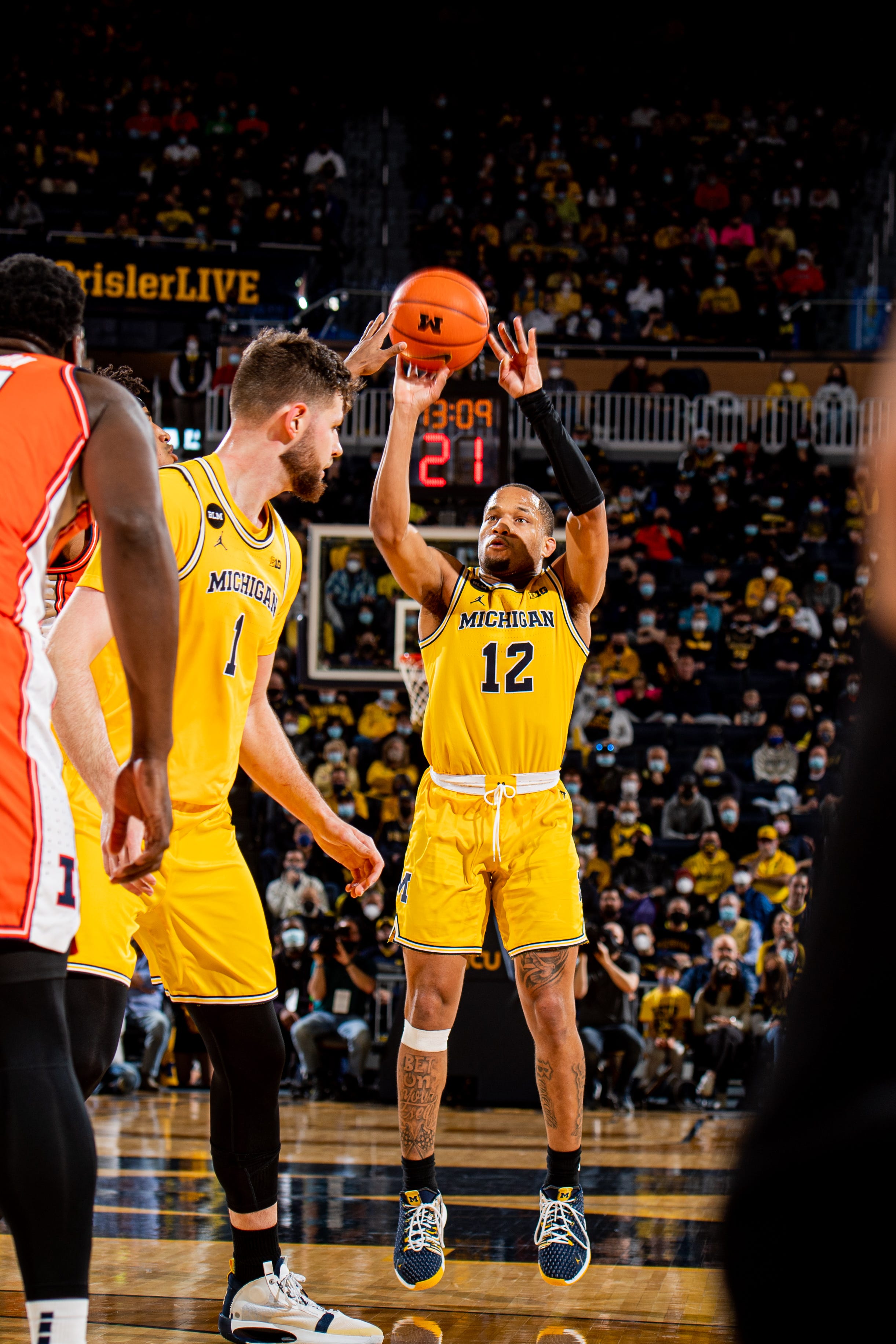 DeVante' Jones Showing Why He's Betting on Himself as Michigan's Point ...