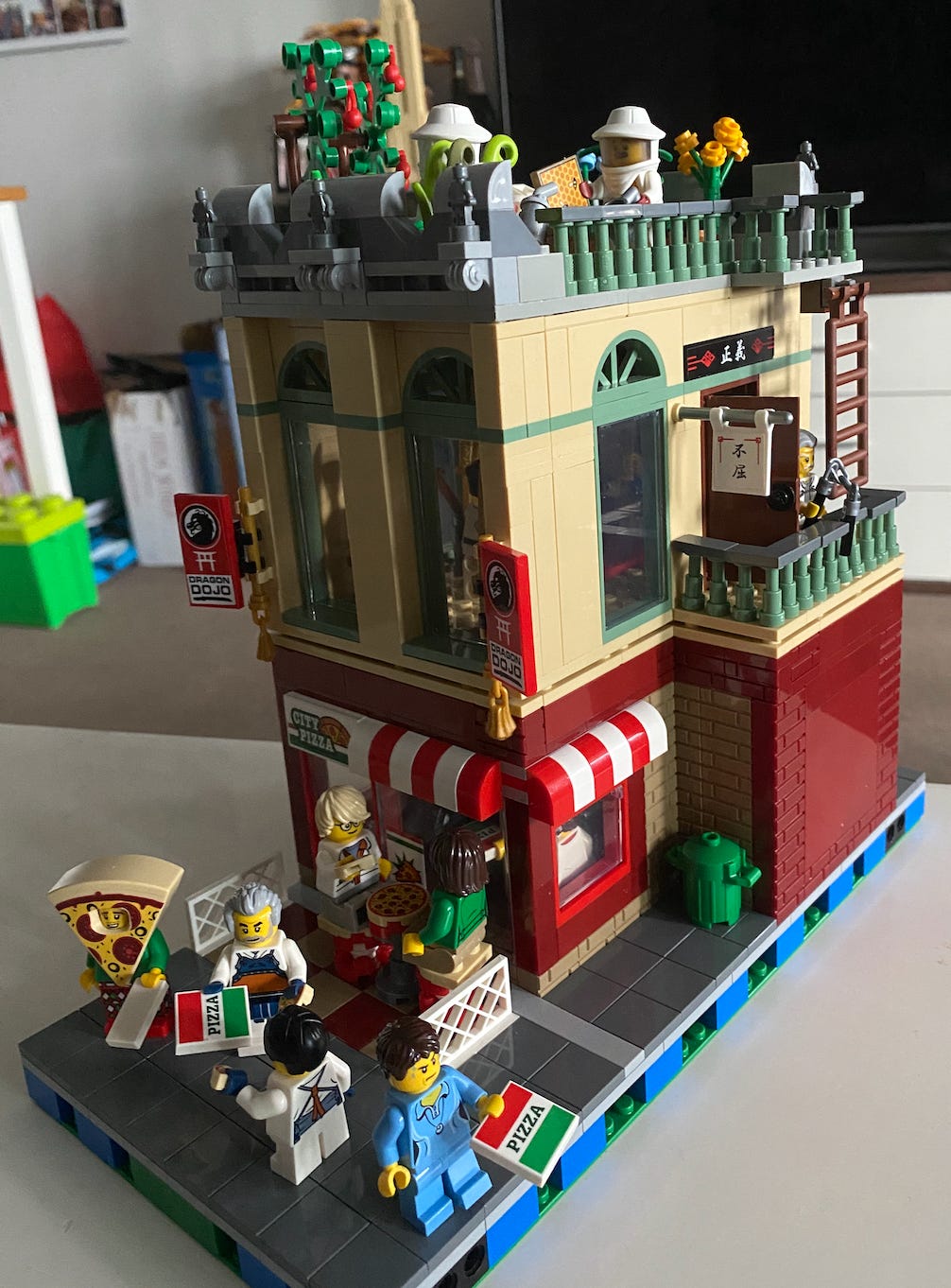 Build: Modularising the LEGO Pizzeria / Dojo - by Nic