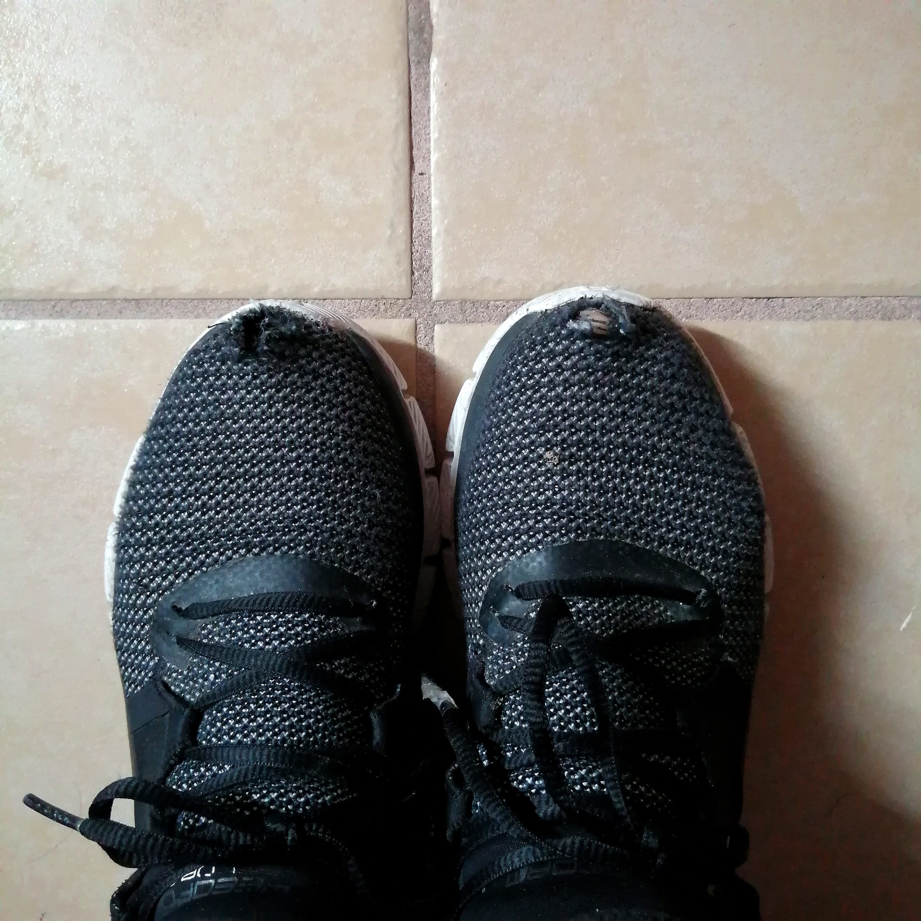 Un par de tenis - by Karla de Fernández