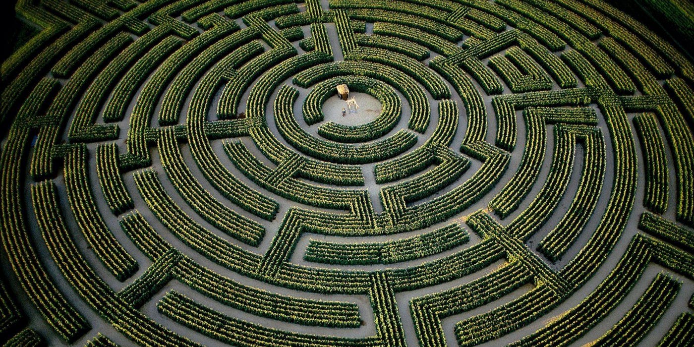 In the labyrinth with two goddesses - by Fábio O. Ribeiro
