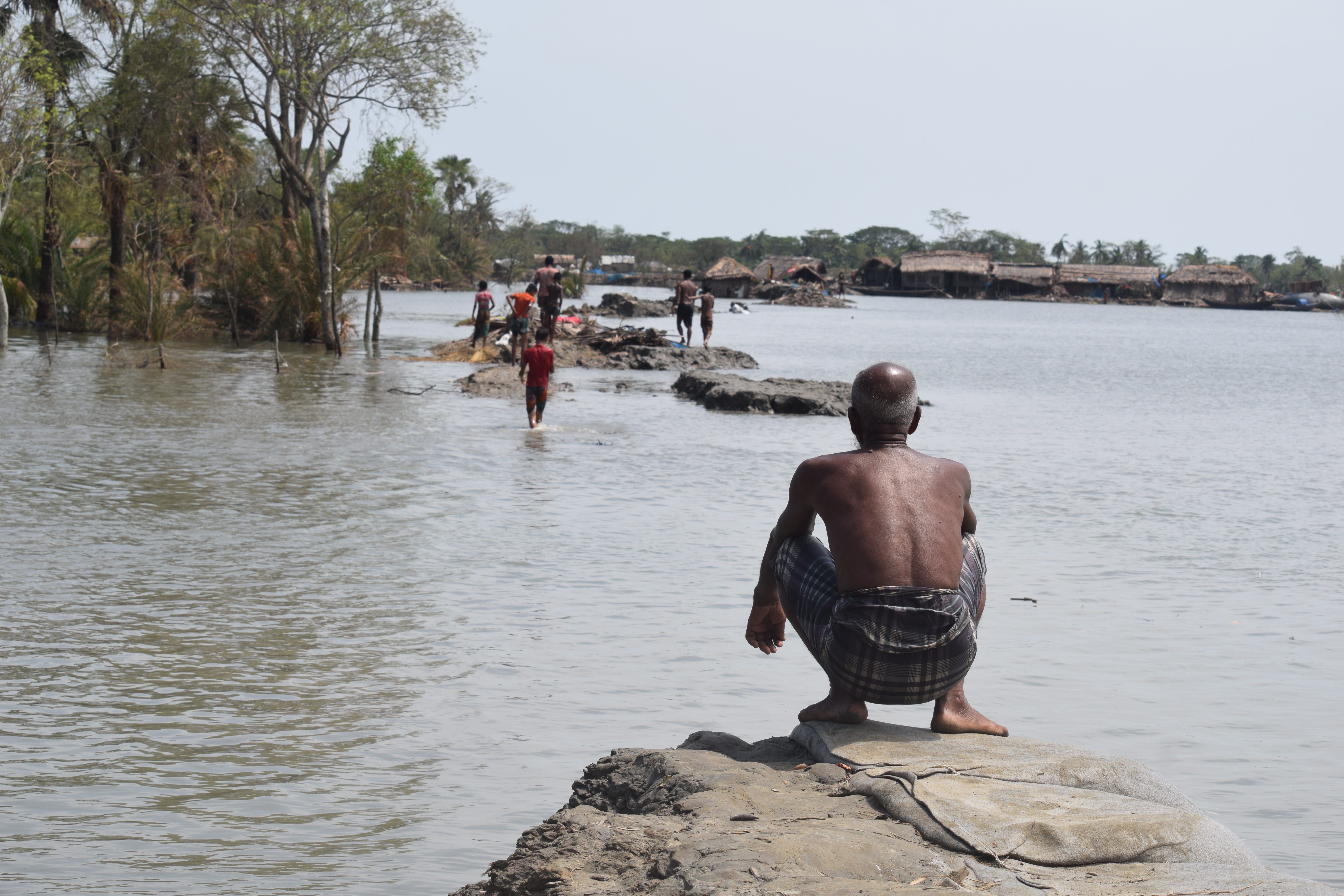 Weak embankments make it difficult for the people of Bangladesh's coast ...