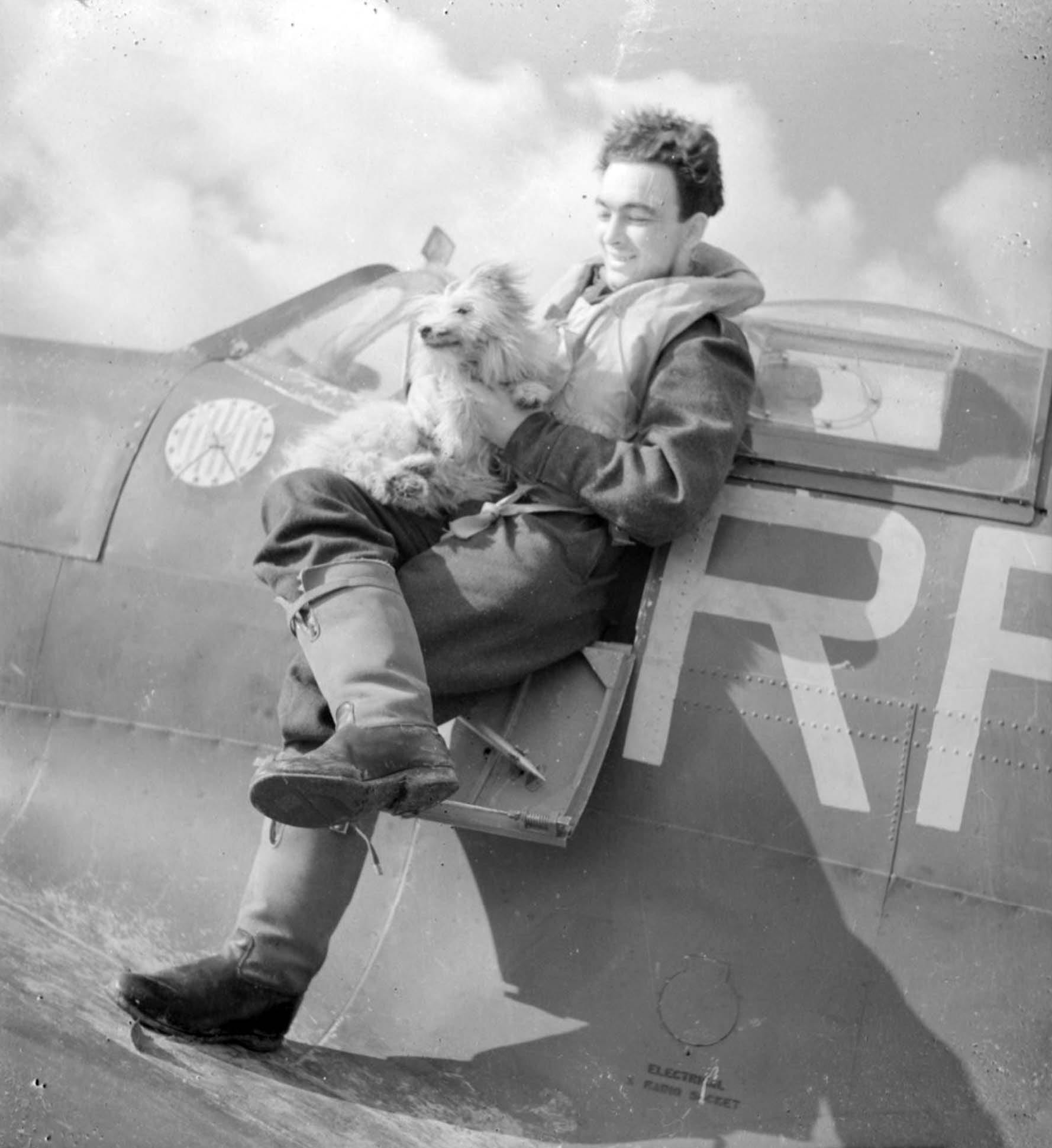 A fighter sweep across the Channel - by Martin Cherrett
