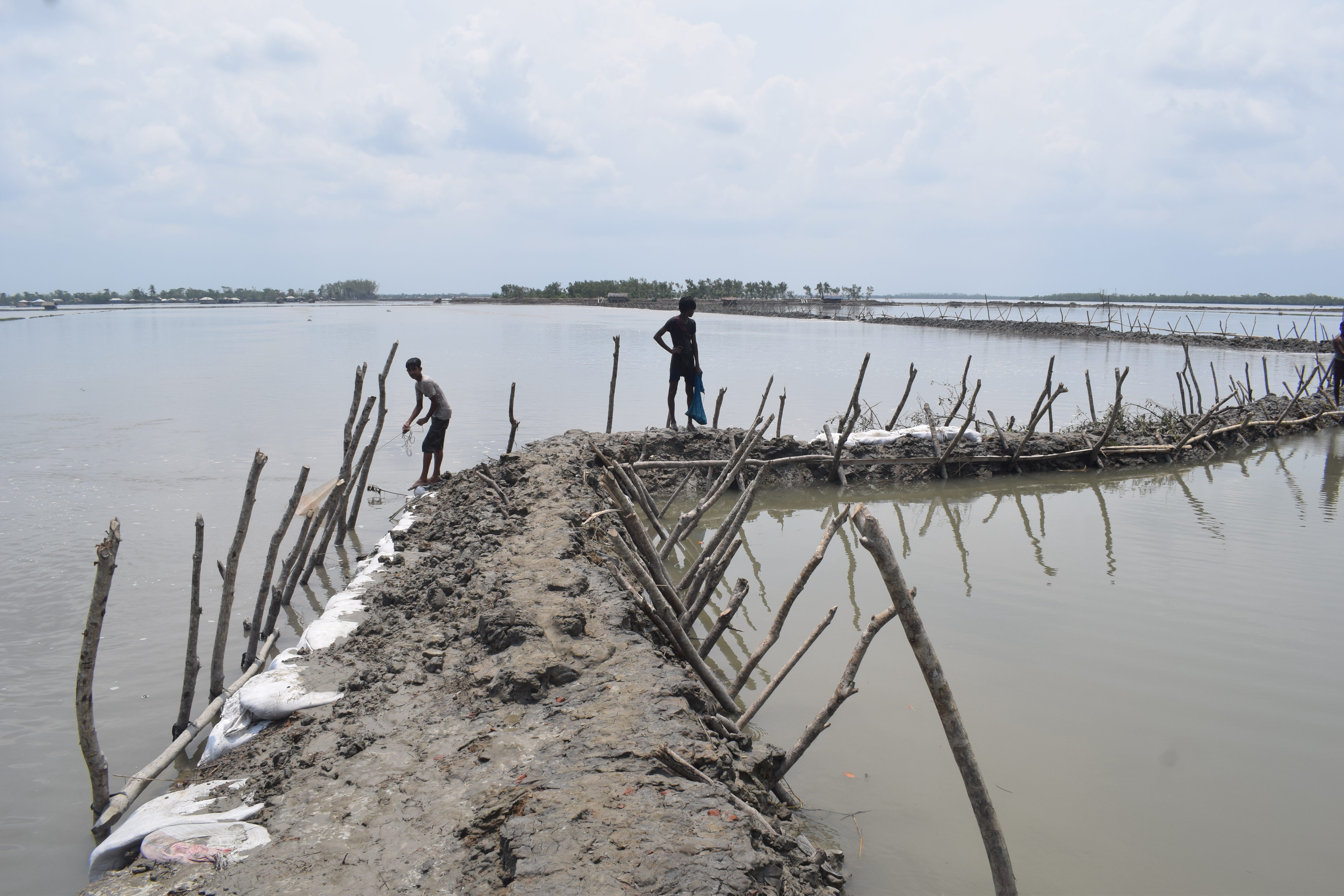 Weak embankments make it difficult for the people of Bangladesh's coast ...